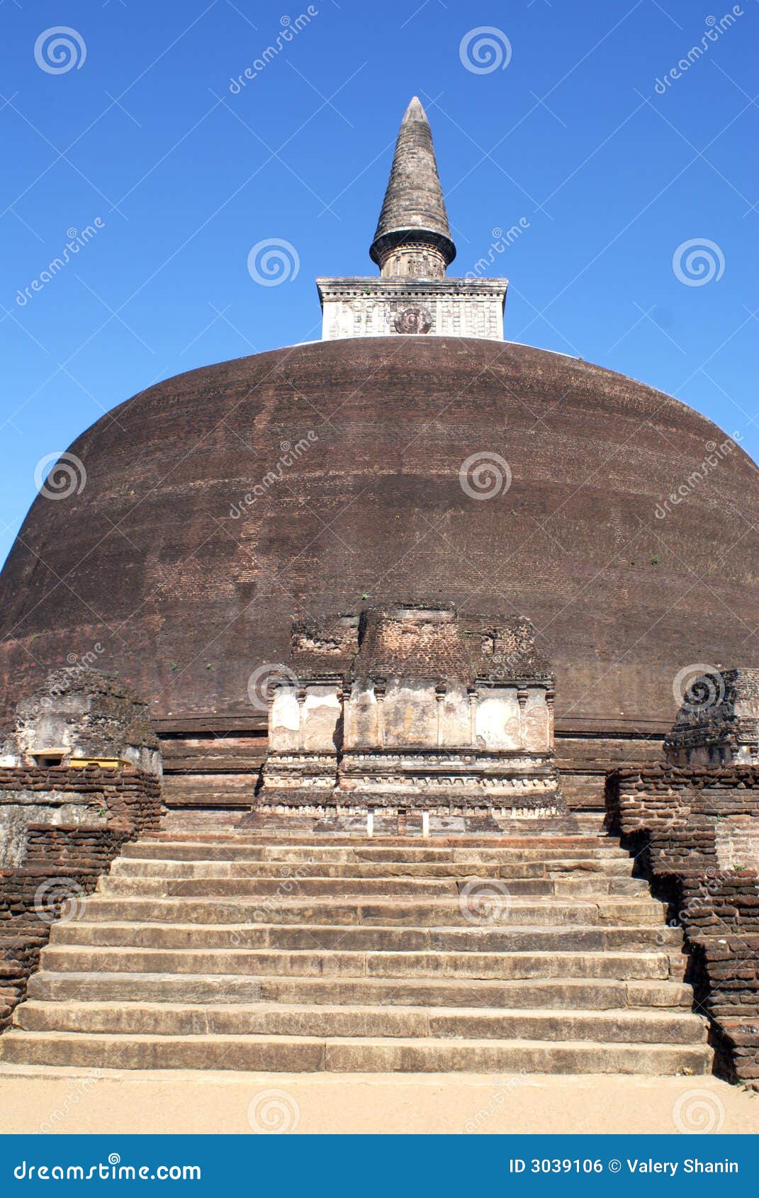 Rankot Vihara (Golden Pinnacle Dagoba), Polonnaruw Royalty-Free Stock ...