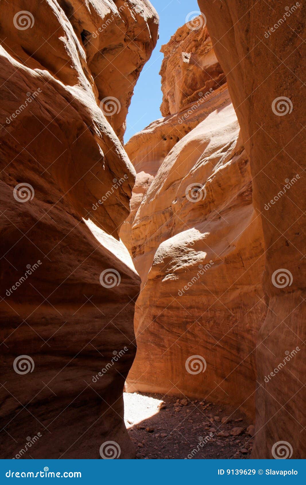 Ranura Estrecha Entre Dos Rocas Rojas Imagen de archivo - Imagen de ...