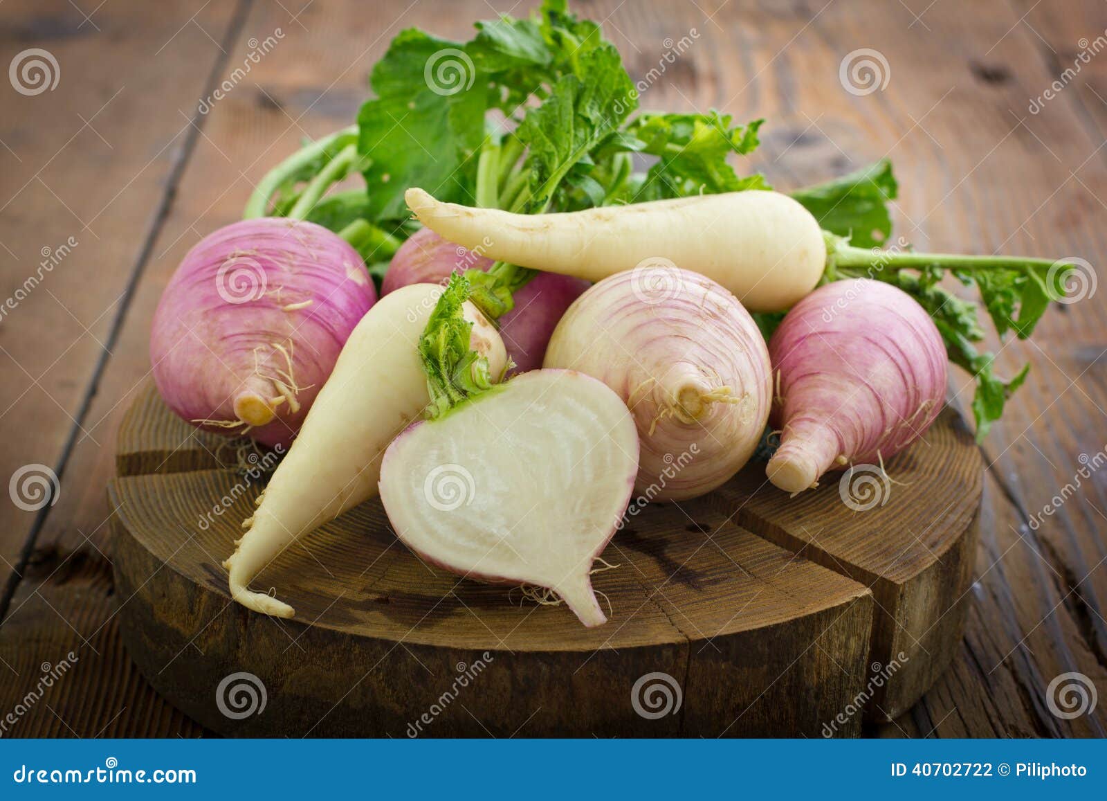 Rapa Fresca E Ravanello Bianco Fotografia Stock - Immagine di verdura ...