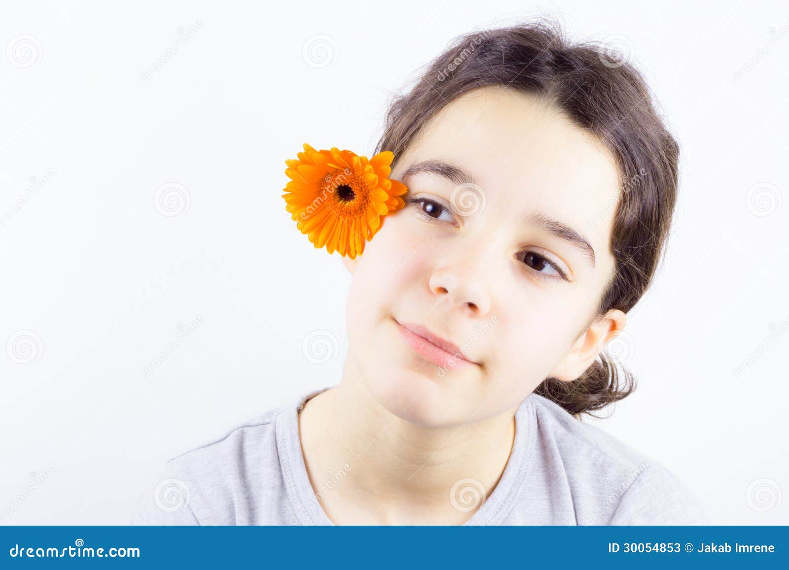 Menina com flor imagem de stock. Imagem de olhos, bonito - 30054853