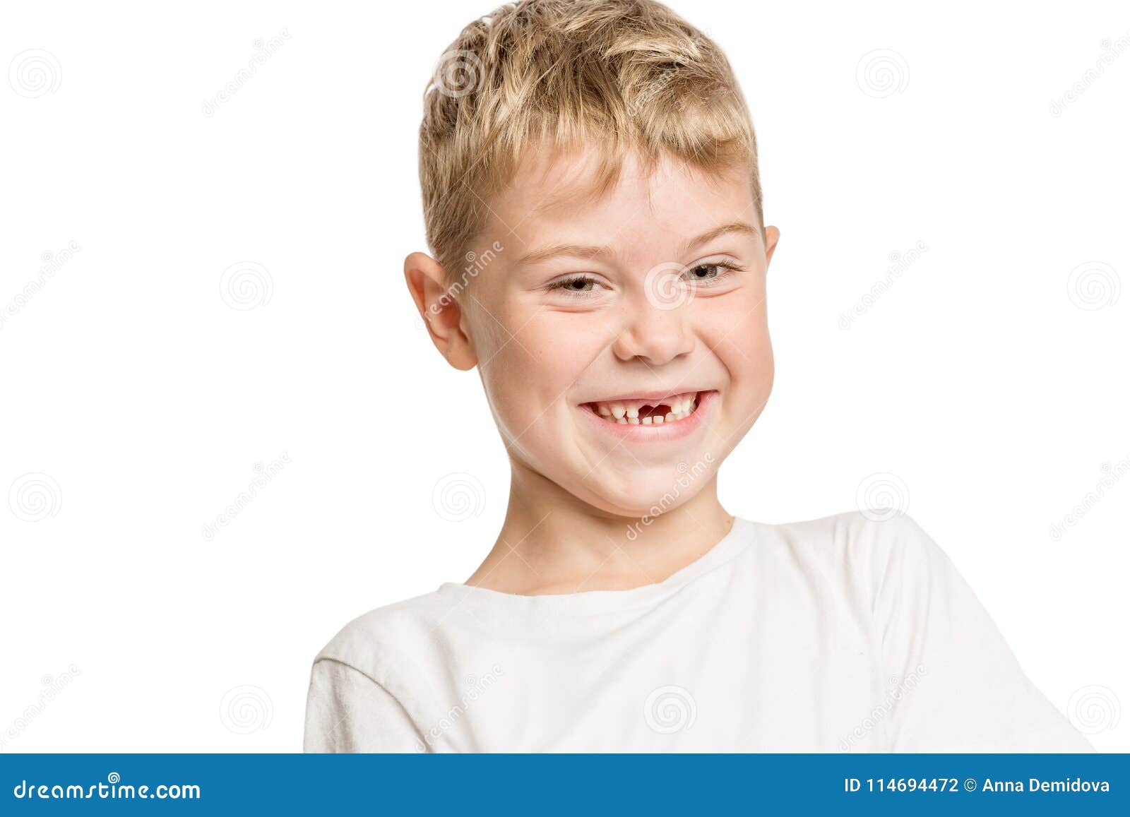 Rapaz Pequeno Bonito Sem Riso Anterior Dos Dentes Foto de Stock ...