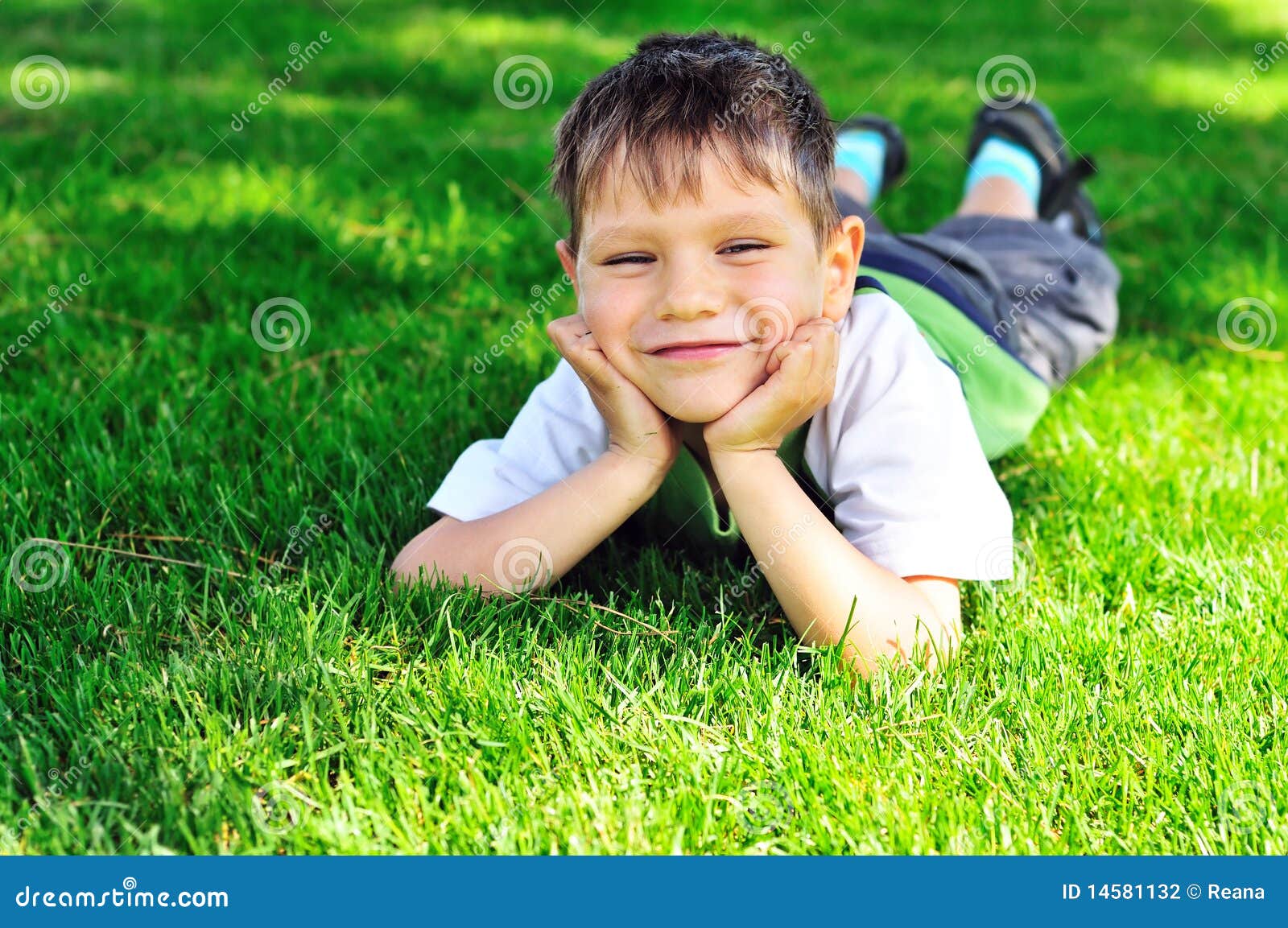 Rapaz Pequeno Feliz Na Grama Foto de Stock - Imagem de exterior, canido ...