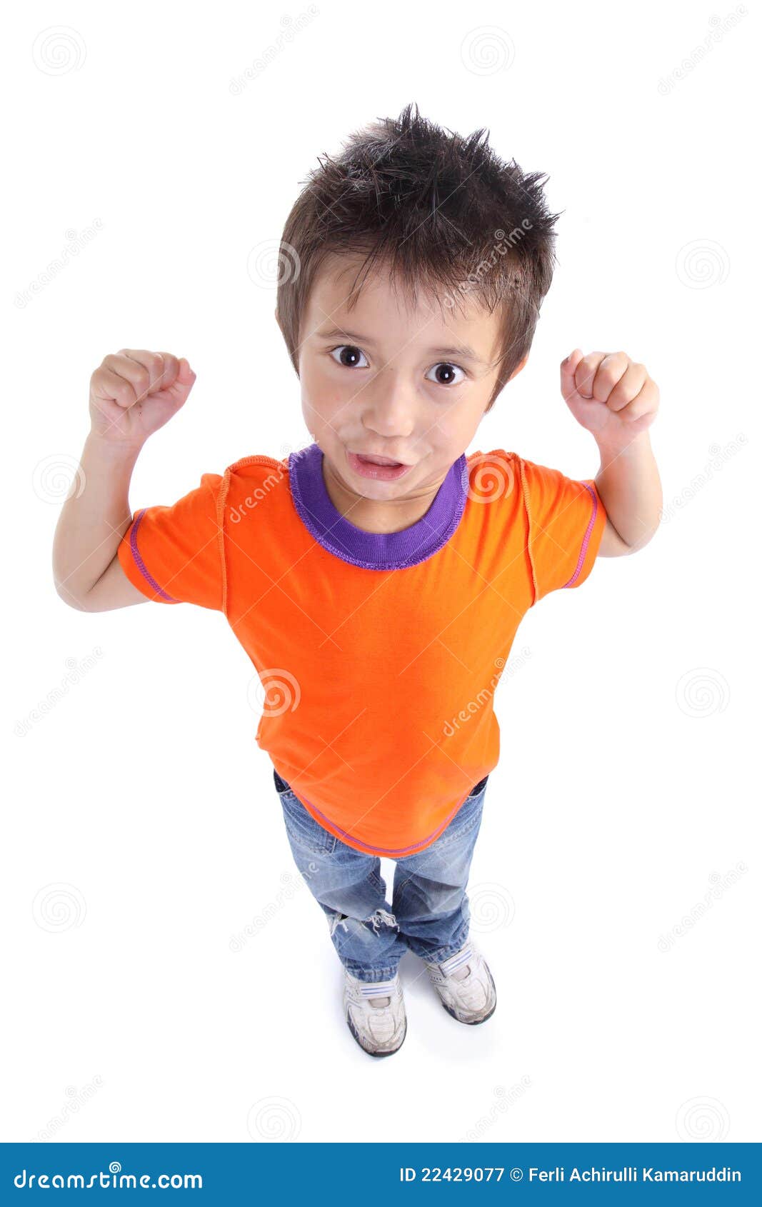 Rapaz pequeno forte feliz imagem de stock. Imagem de alaranjado - 22429077