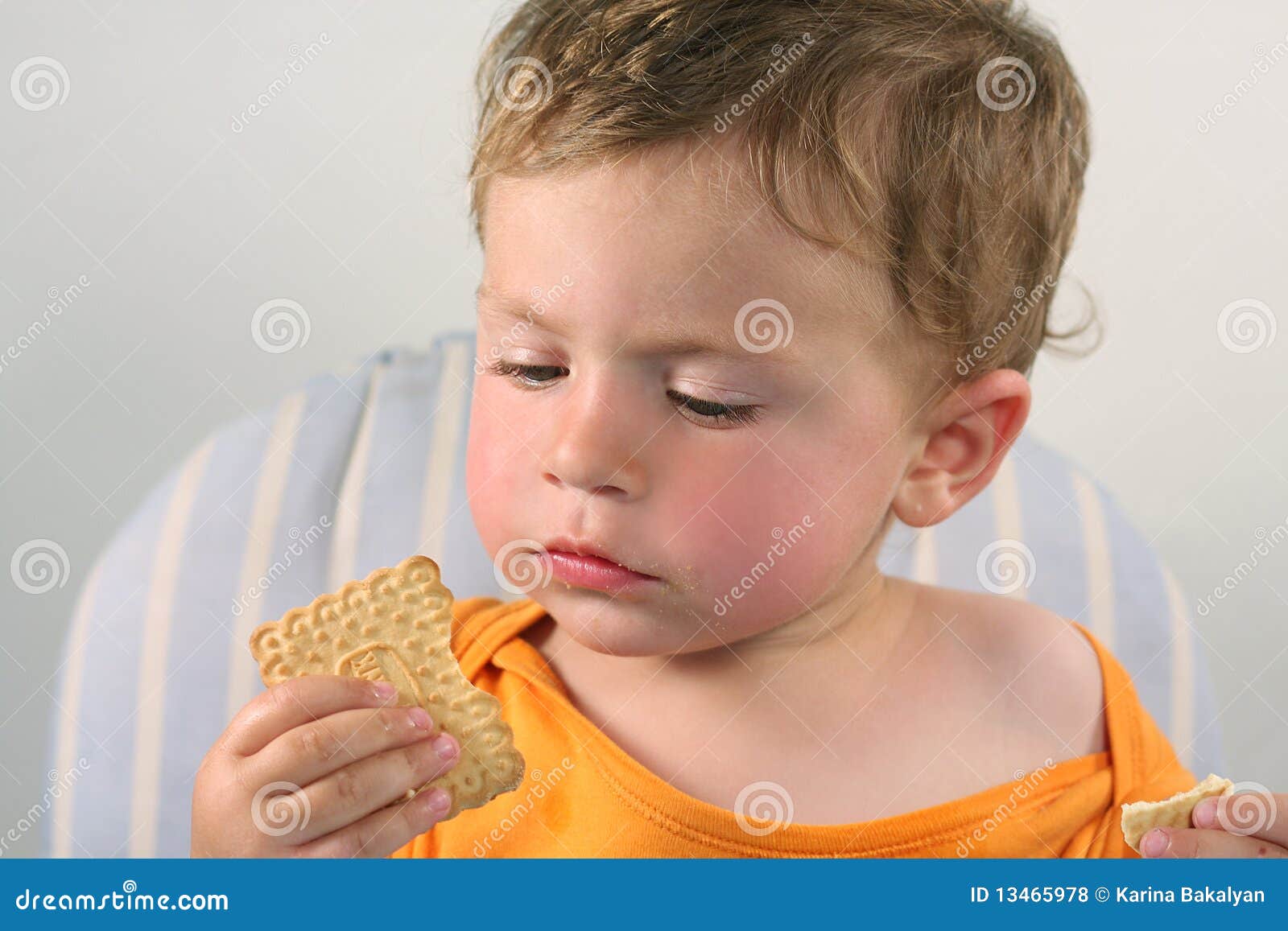 Rapaz Pequeno Que Come O Biscoito Foto de Stock - Imagem de ...