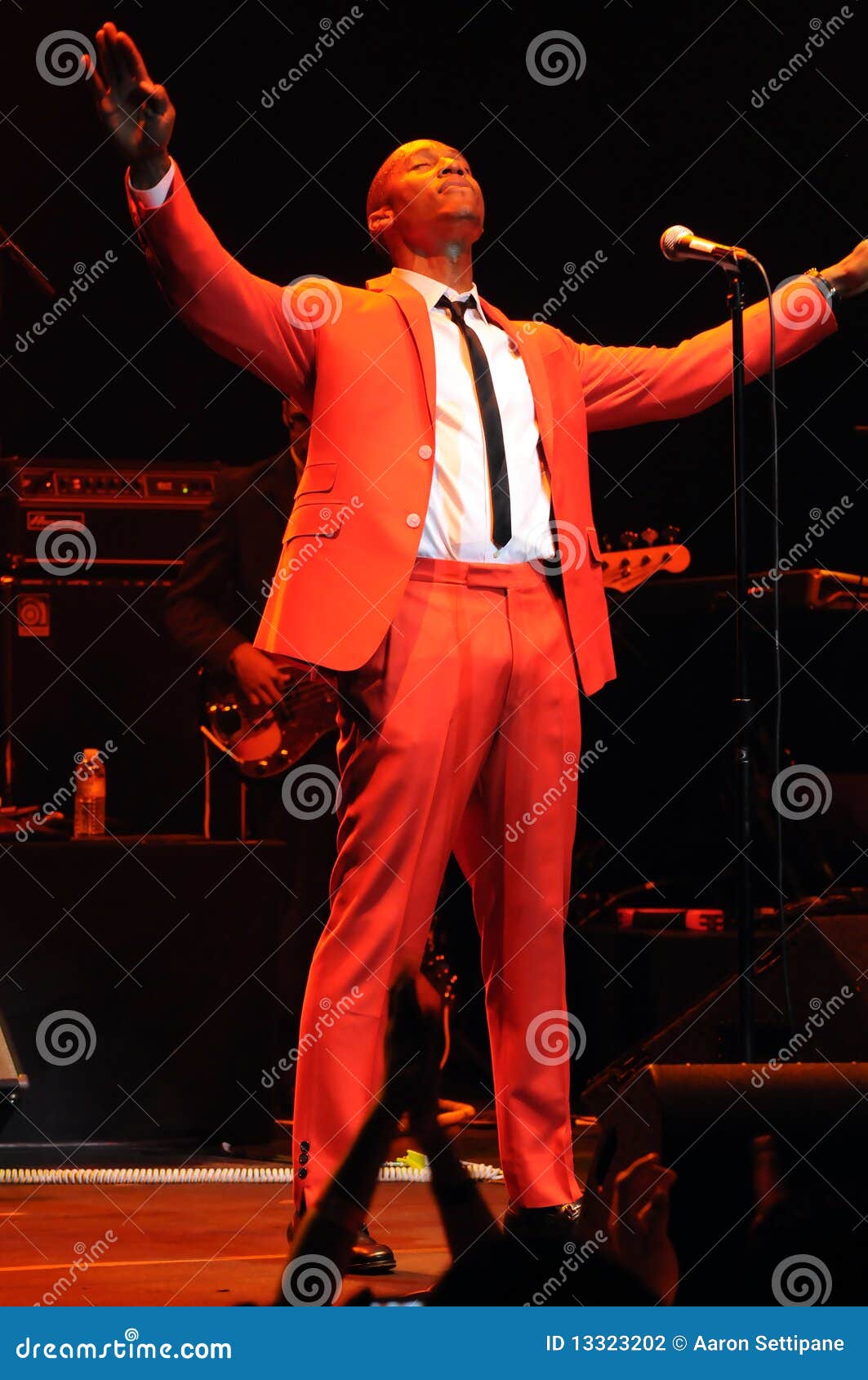 Raphael Saadiq Performing Live. Editorial Photography - Image of ...