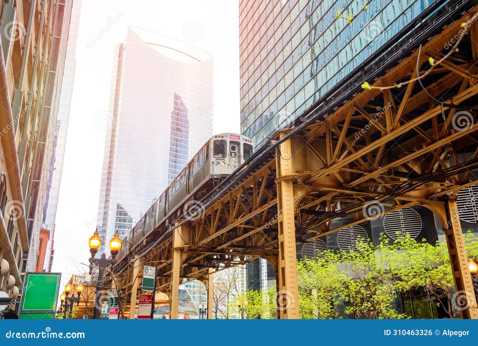 Rapid Transit Train on Elevated Tracks in Downtown Chicago Editorial ...