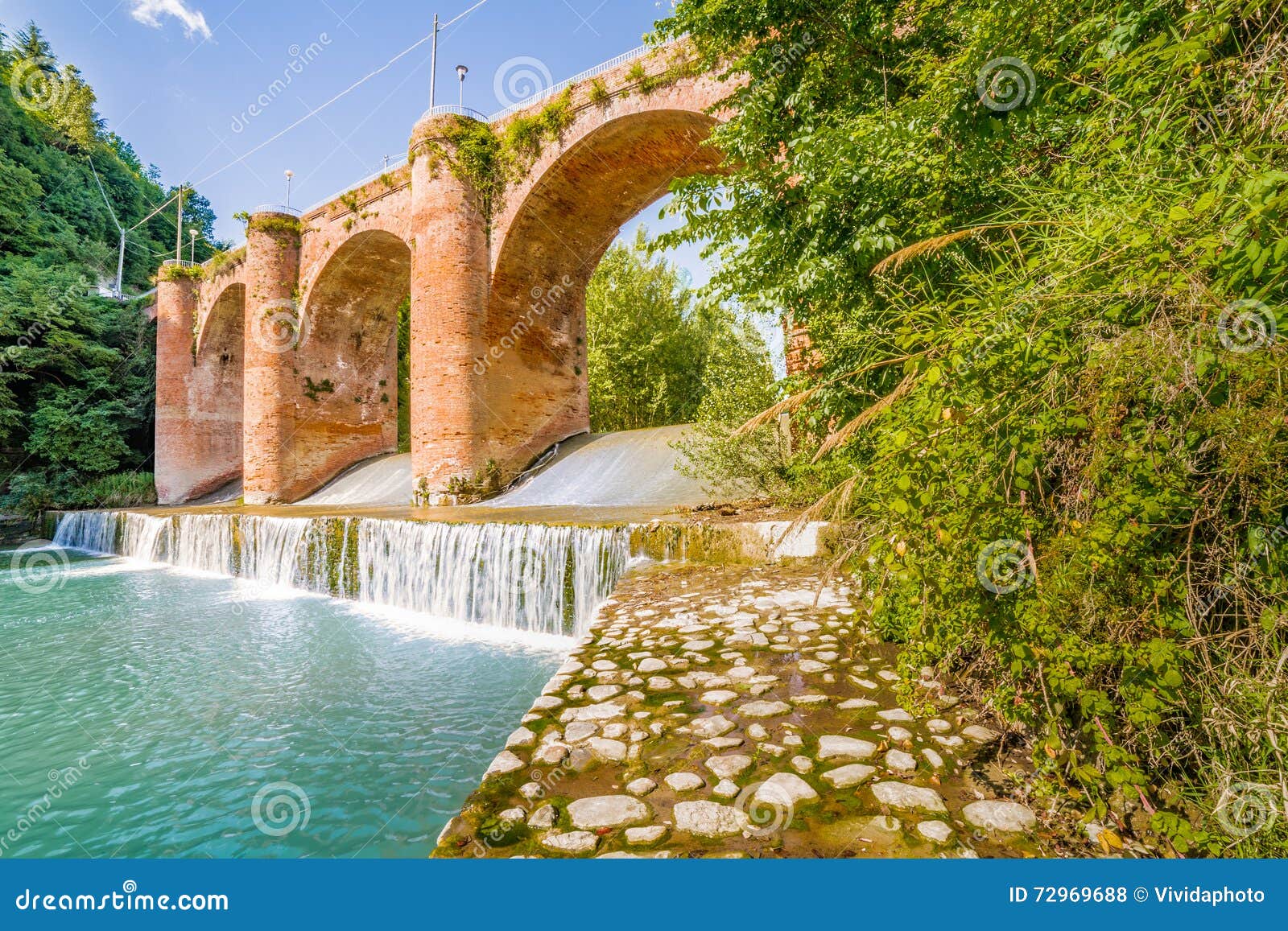 Rapide Sotto Il Ponte in Muratura Fotografia Stock - Immagine di ...
