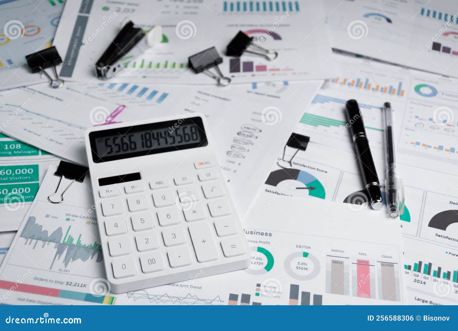 Rapport Financier Sur Le Tableau Photo stock - Image du graphique ...