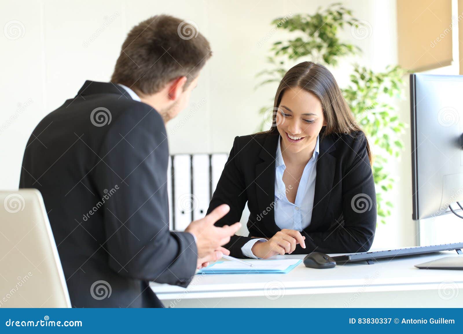 Rappresentante Che Vende Ad Un Cliente All'ufficio Immagine Stock ...