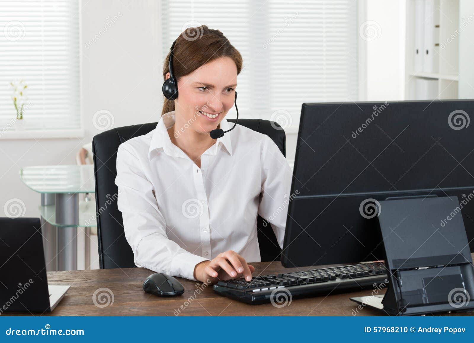 Rappresentante Working on Computer Di Servizio Di Assistenza Al Cliente ...