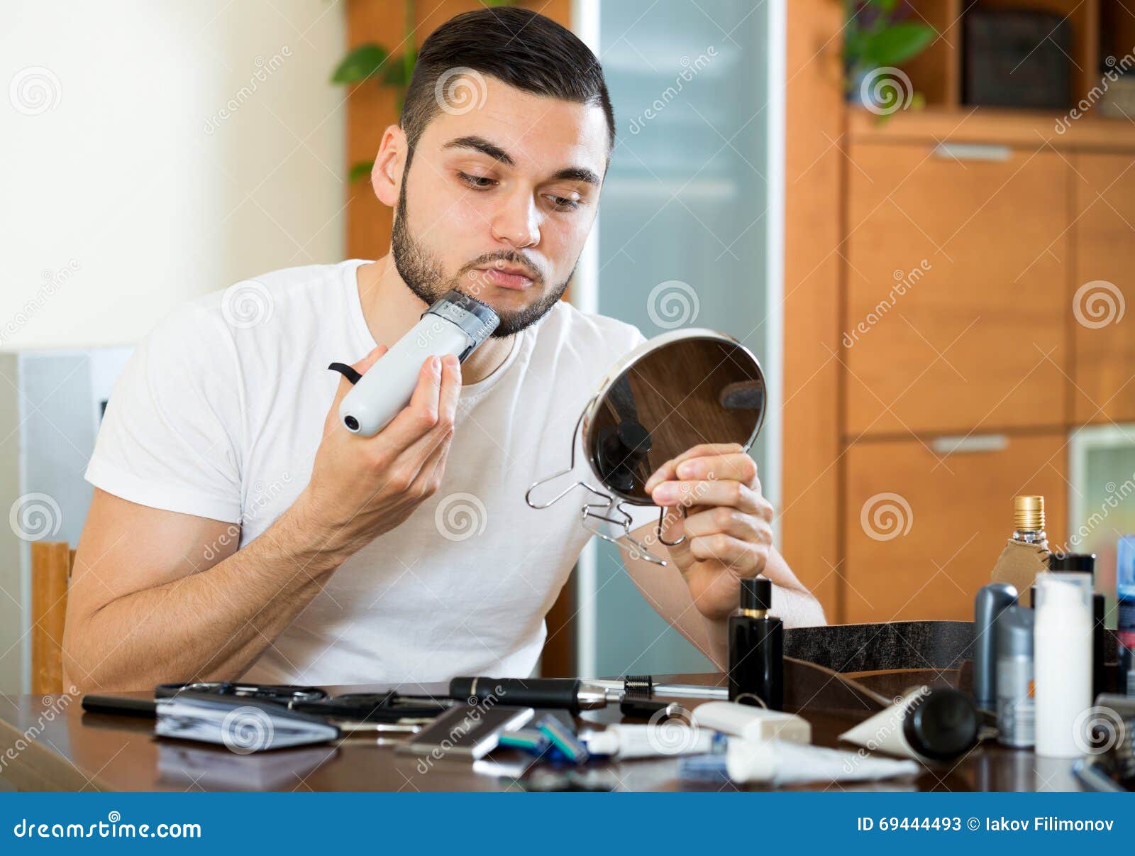 Rasage De La Barbe Avec Un Trimmer Image stock - Image du type, tête ...