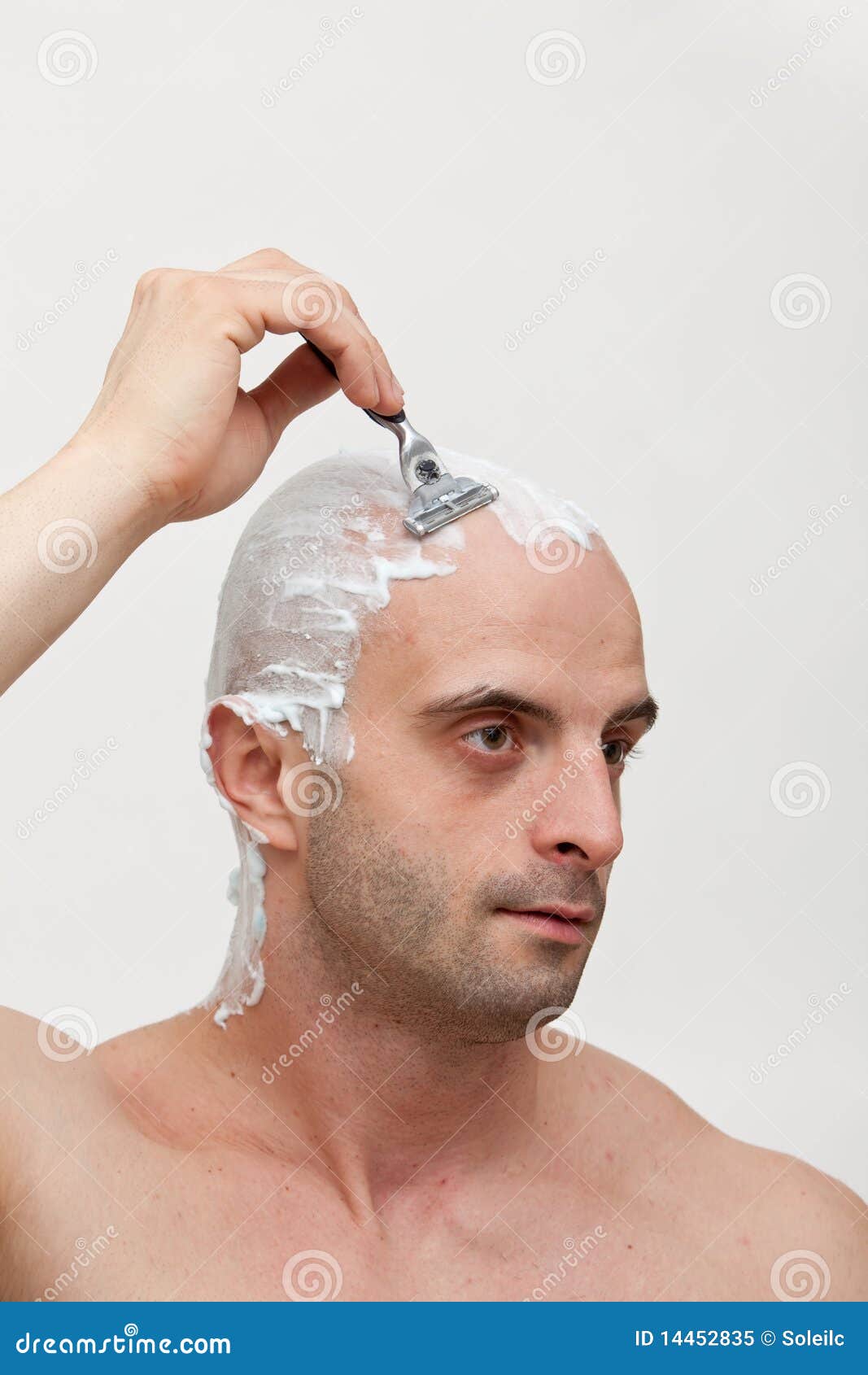 Rasatura della testa immagine stock. Immagine di giovane - 14452835