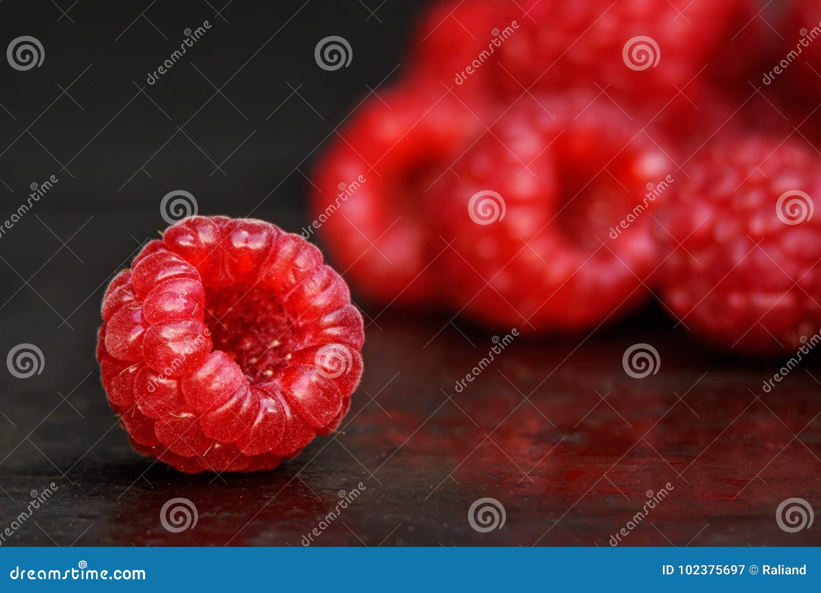 Rasberries image stock. Image du framboises, cellules - 102375697