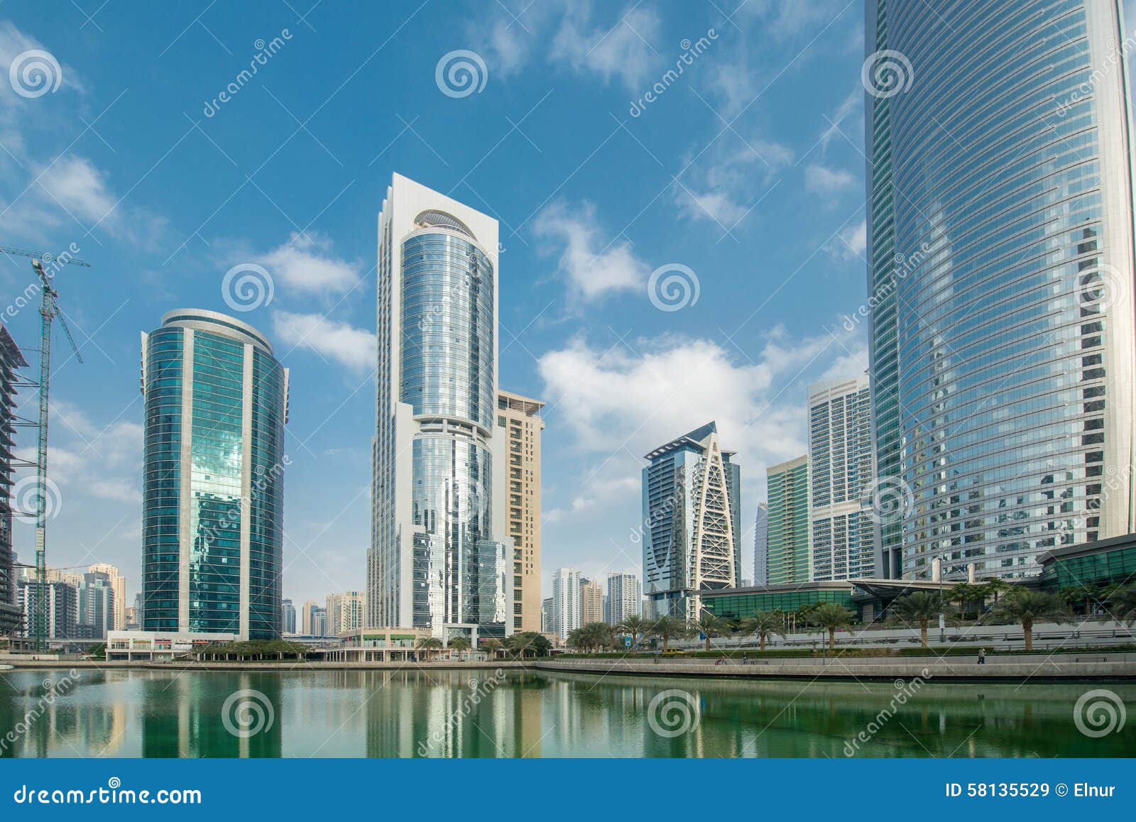 Rascacielos altos en Dubai imagen de archivo. Imagen de cielo - 58135529