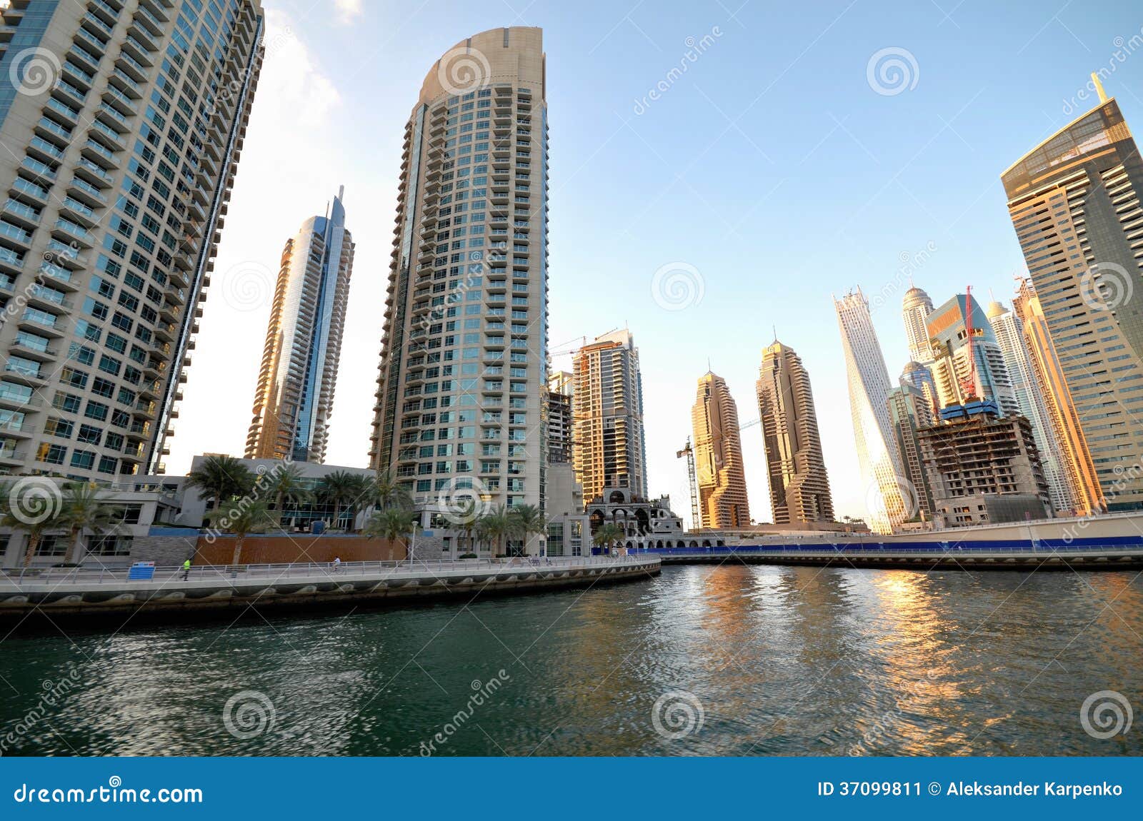 Rascacielos en Dubai foto editorial. Imagen de paso, exterior - 37099811