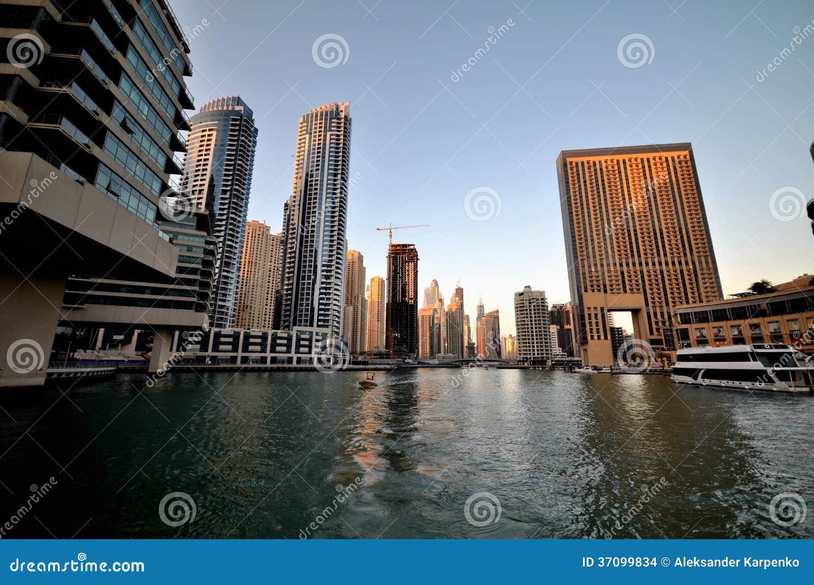 Rascacielos en Dubai foto de archivo. Imagen de costa - 37099834