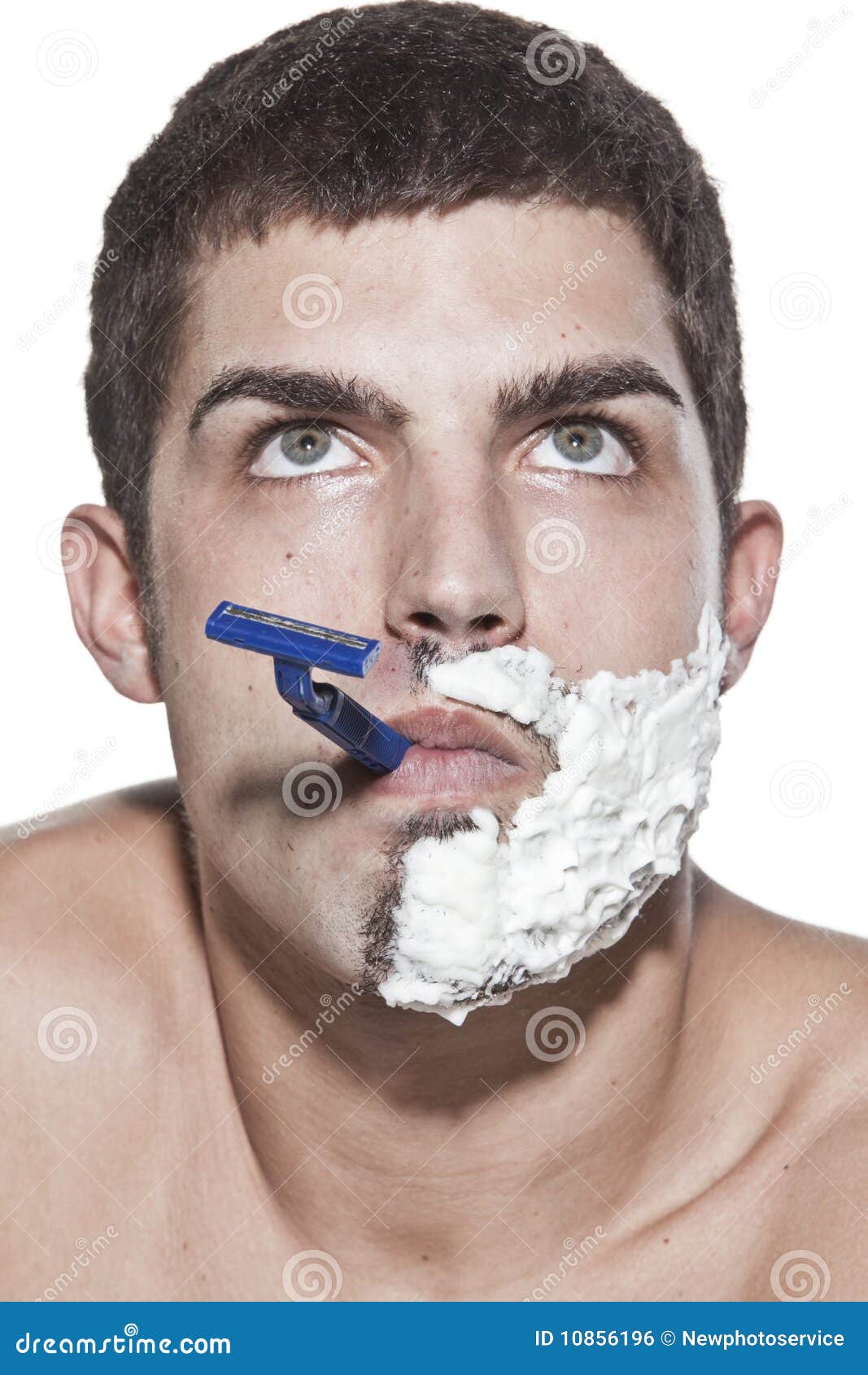 Raser de jeune homme photo stock. Image du jeune, rasage - 10856196