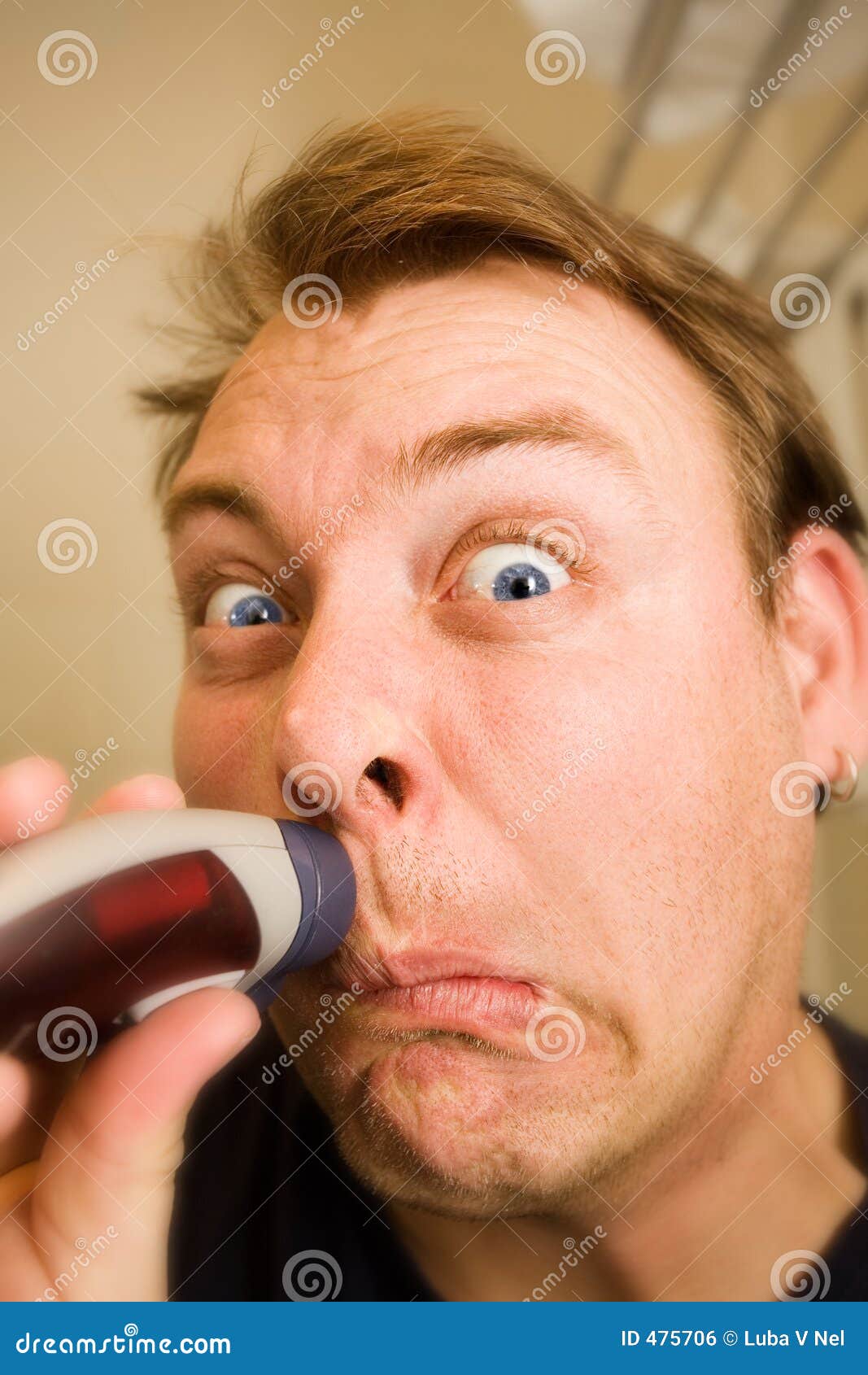 Raser l'homme photo stock. Image du crainte, velu, raser - 475706