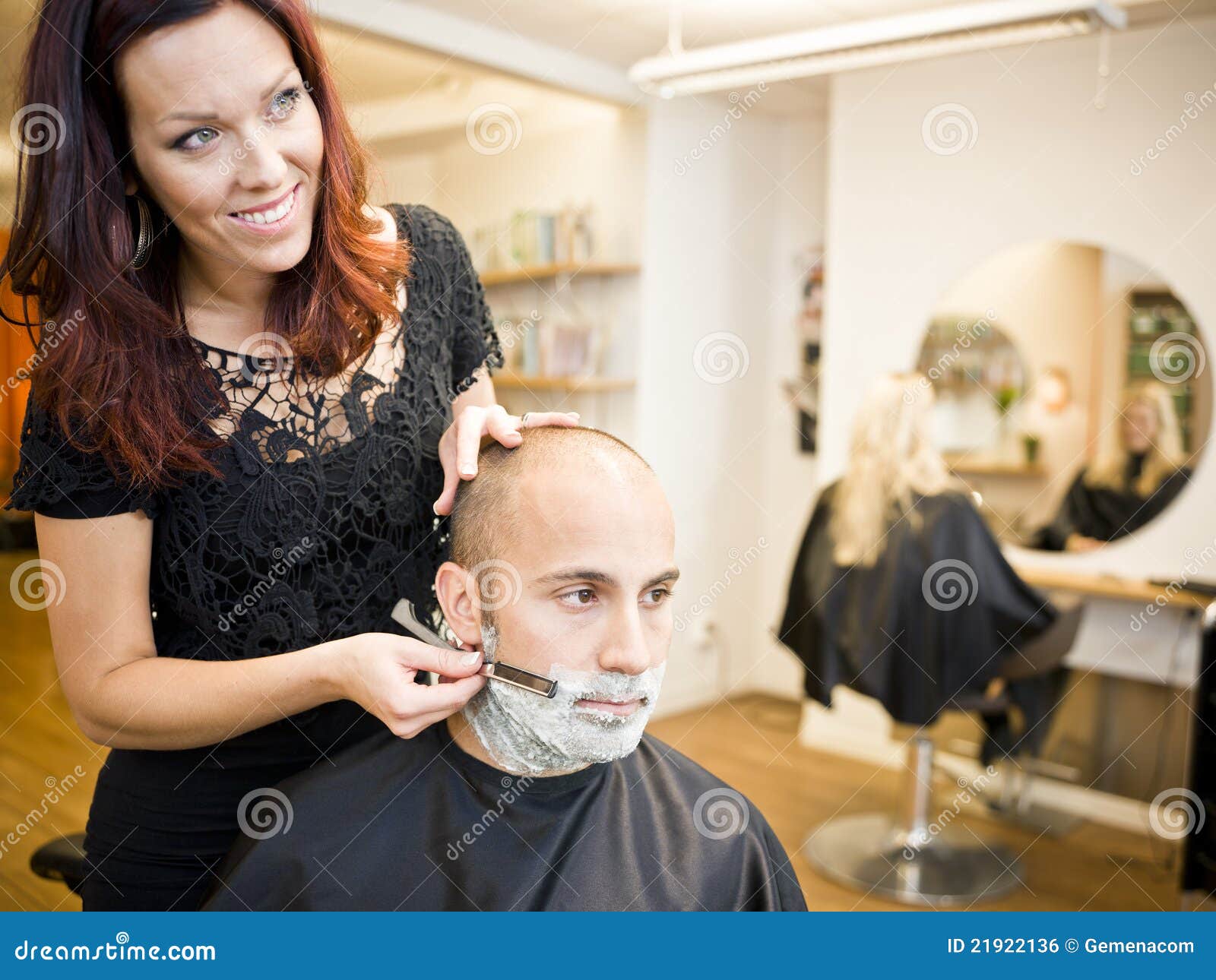 Raser la situation photo stock. Image du caucasien, coiffure - 21922136