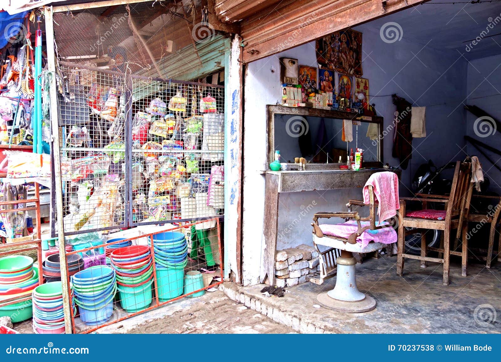 Raseur-coiffeur indien photo stock éditorial. Image du visage - 70237538