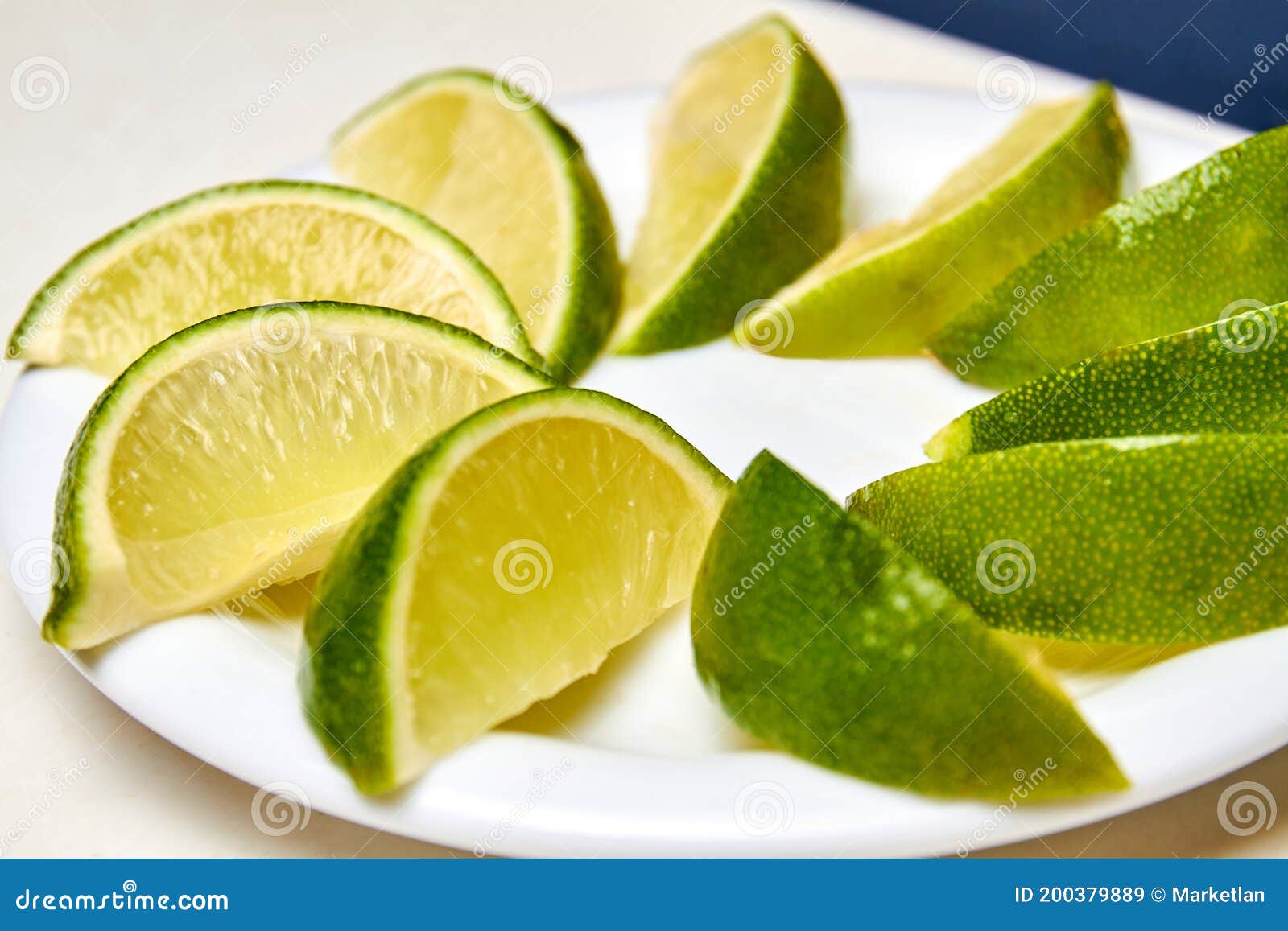 Rasgos De Cal Verde En El Plato Blanco Imagen de archivo - Imagen de ...