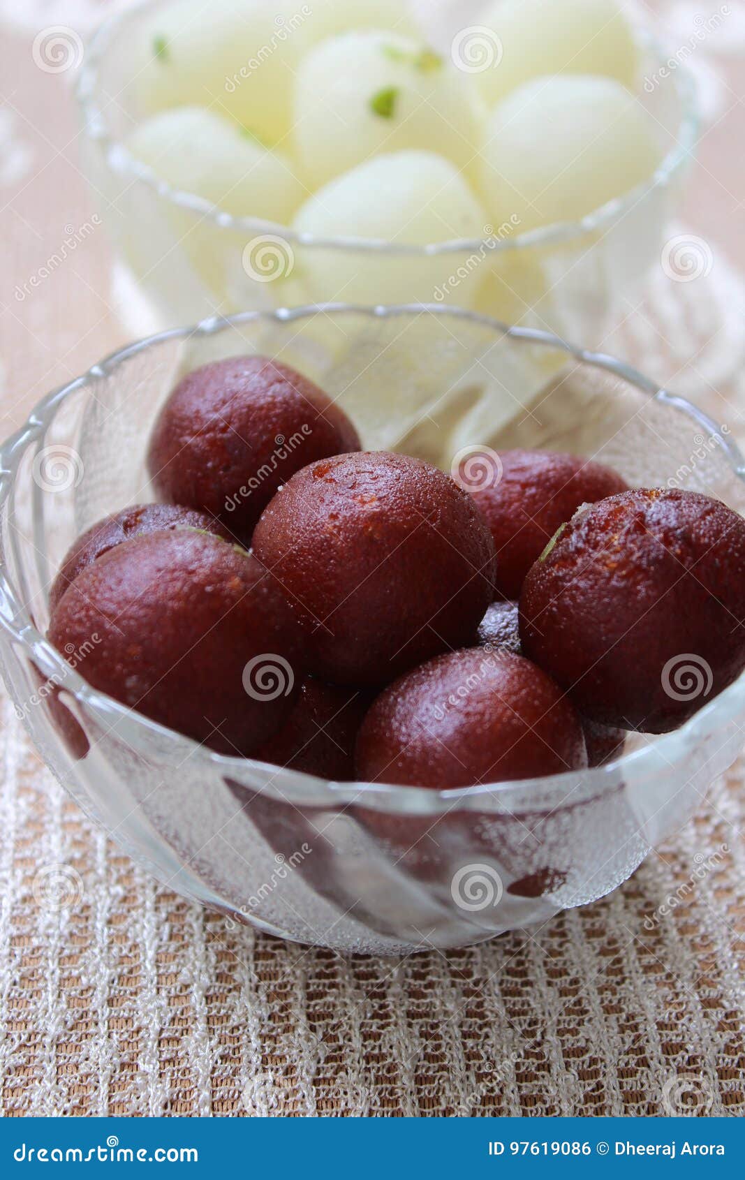 Rasgulla en gulab jamun stock foto. Image of bruin, indisch - 97619086