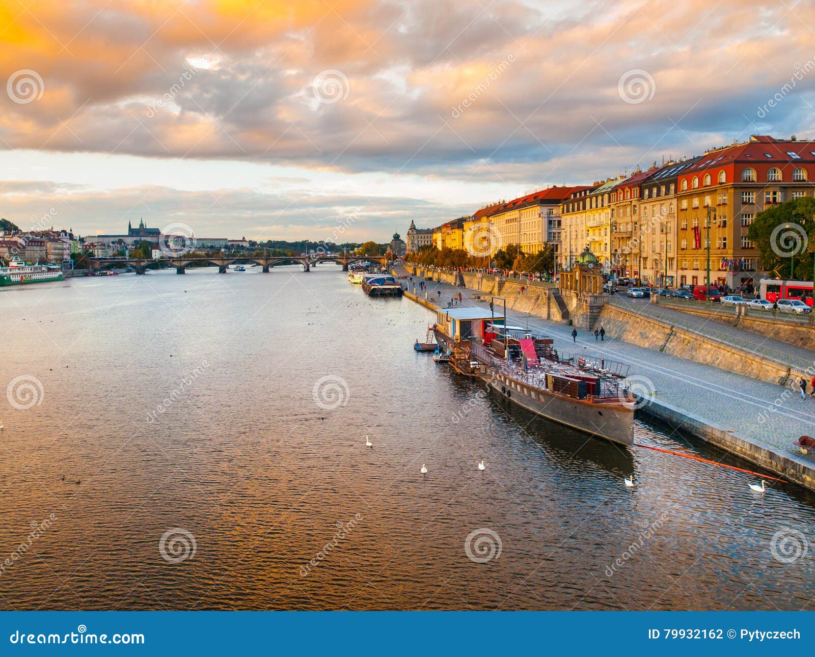 Rasin-Damm in Die Moldau-Fluss in Prag Stockfoto - Bild von gebäude ...