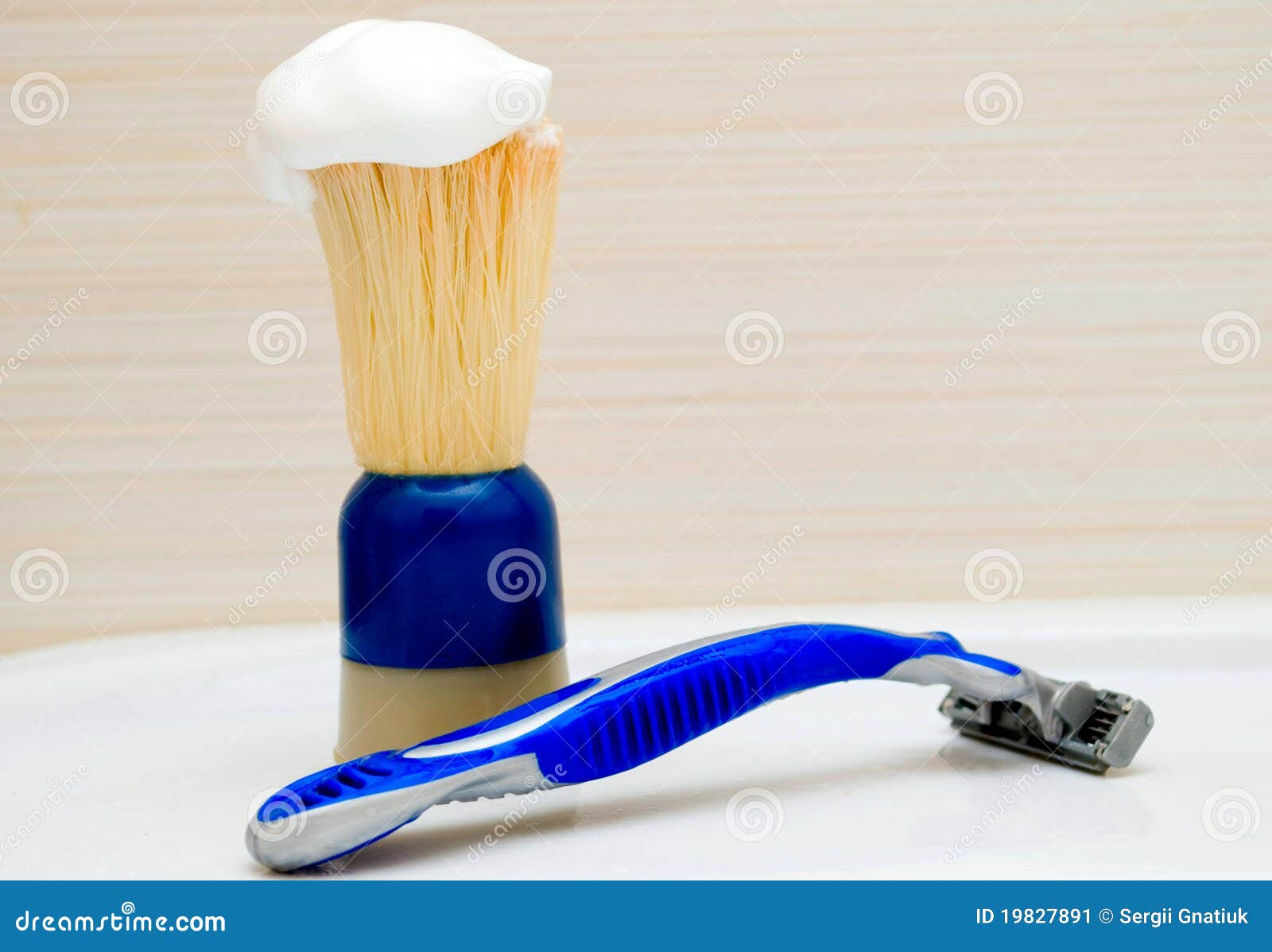 Rasoir et balai rasant image stock. Image of hommes, pointu - 19827891