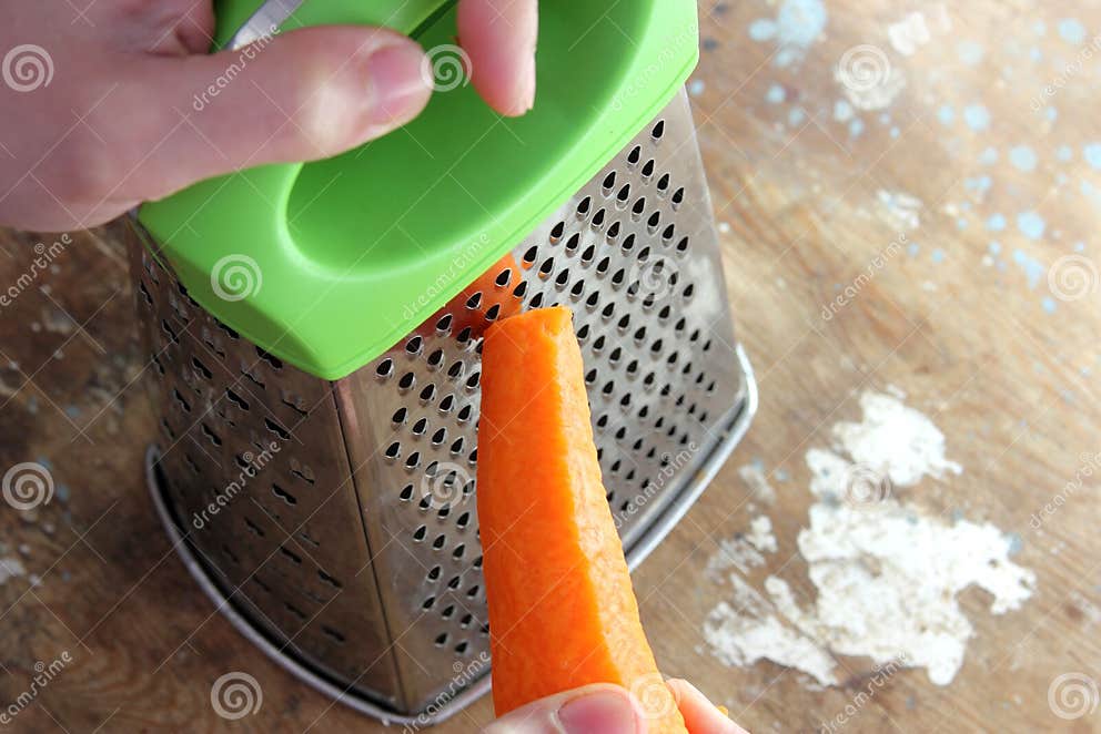 Rasp met wortel stock afbeelding. Image of snijmachine - 68131377