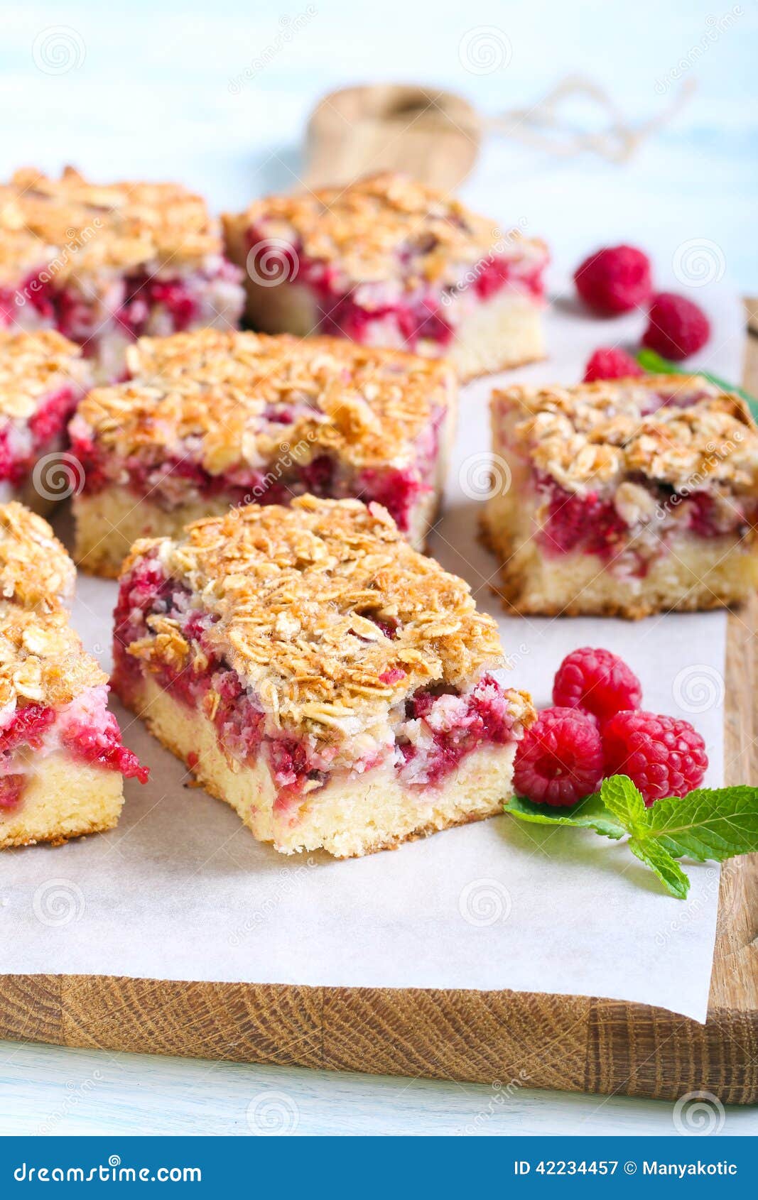 Raspberry crumble cake stock image. Image of food, dessert - 42234457
