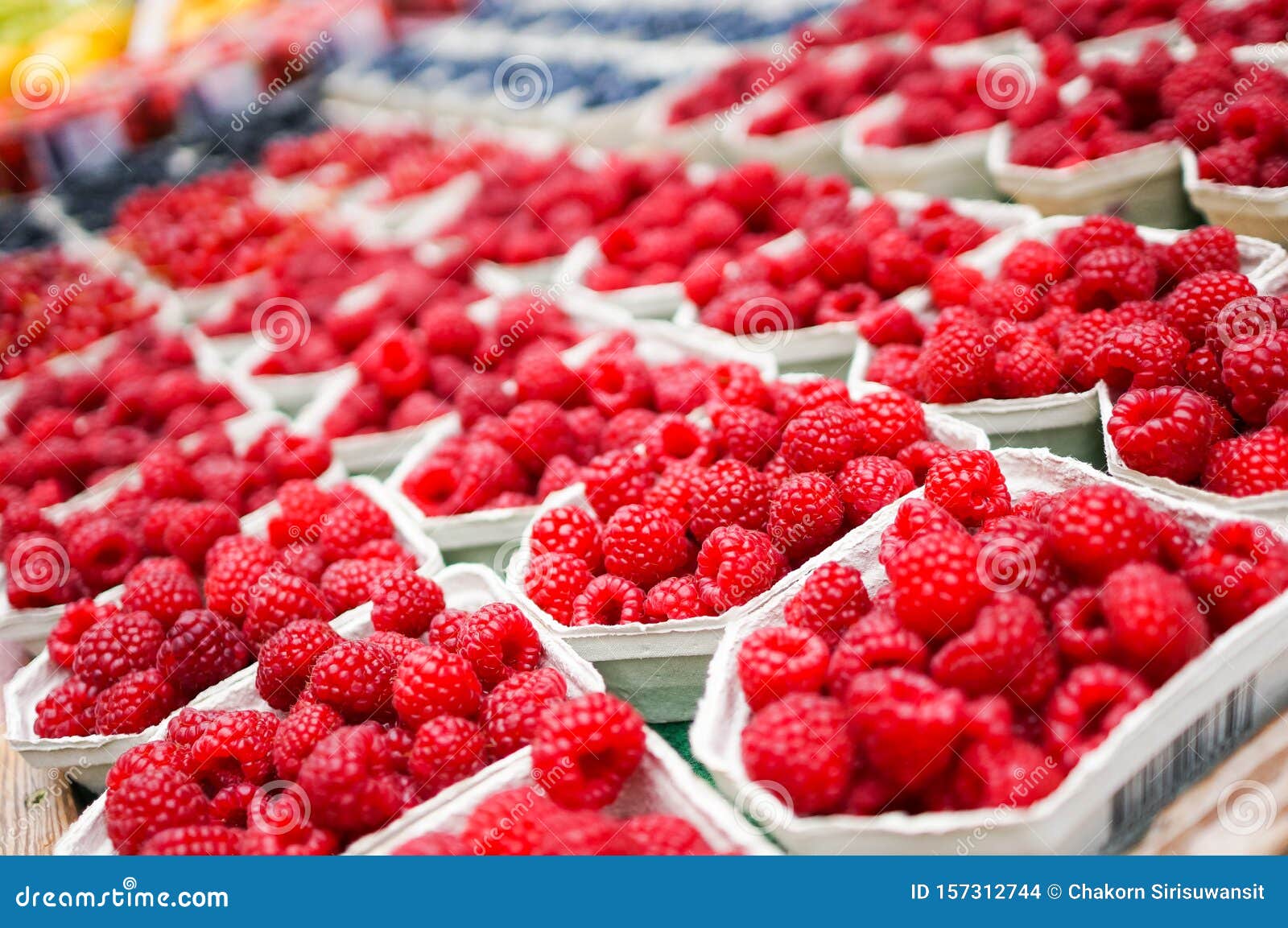 Raspberry En El Vendedor De Frutas Listo Para Vender Foto de archivo ...
