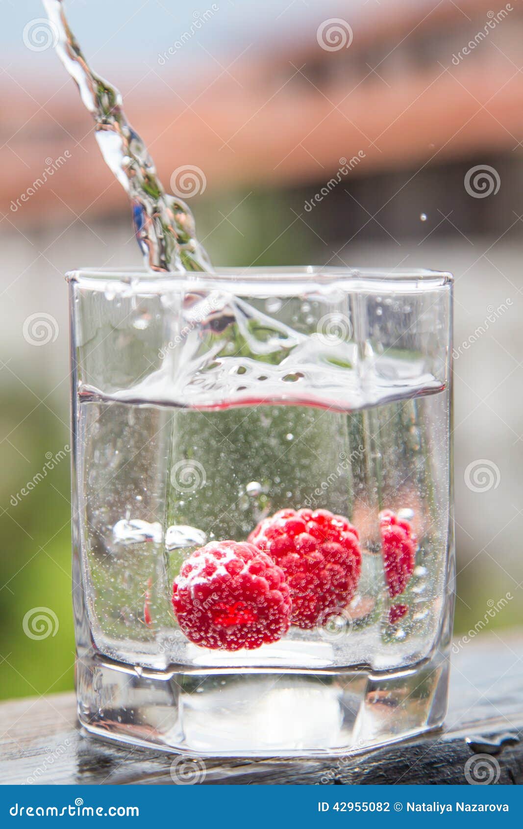 Raspberry Falls Under Water Stock Photo - Image of drink, ripe: 42955082