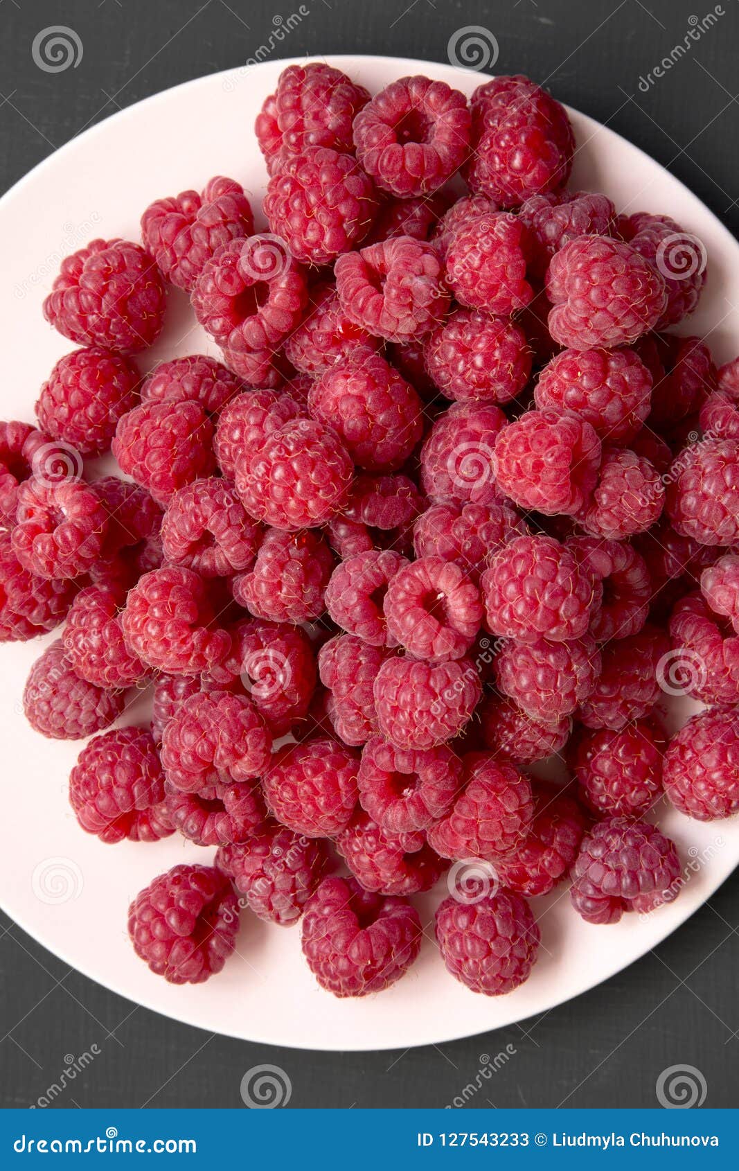 Raspberry on a Pink Plate on Black Background, Overhead View. Flat Lay ...