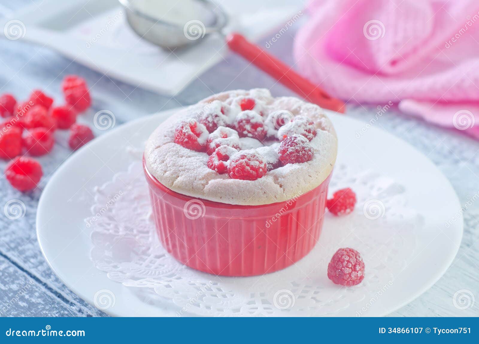 Raspberry souffle stock image. Image of icing, langue - 34866107