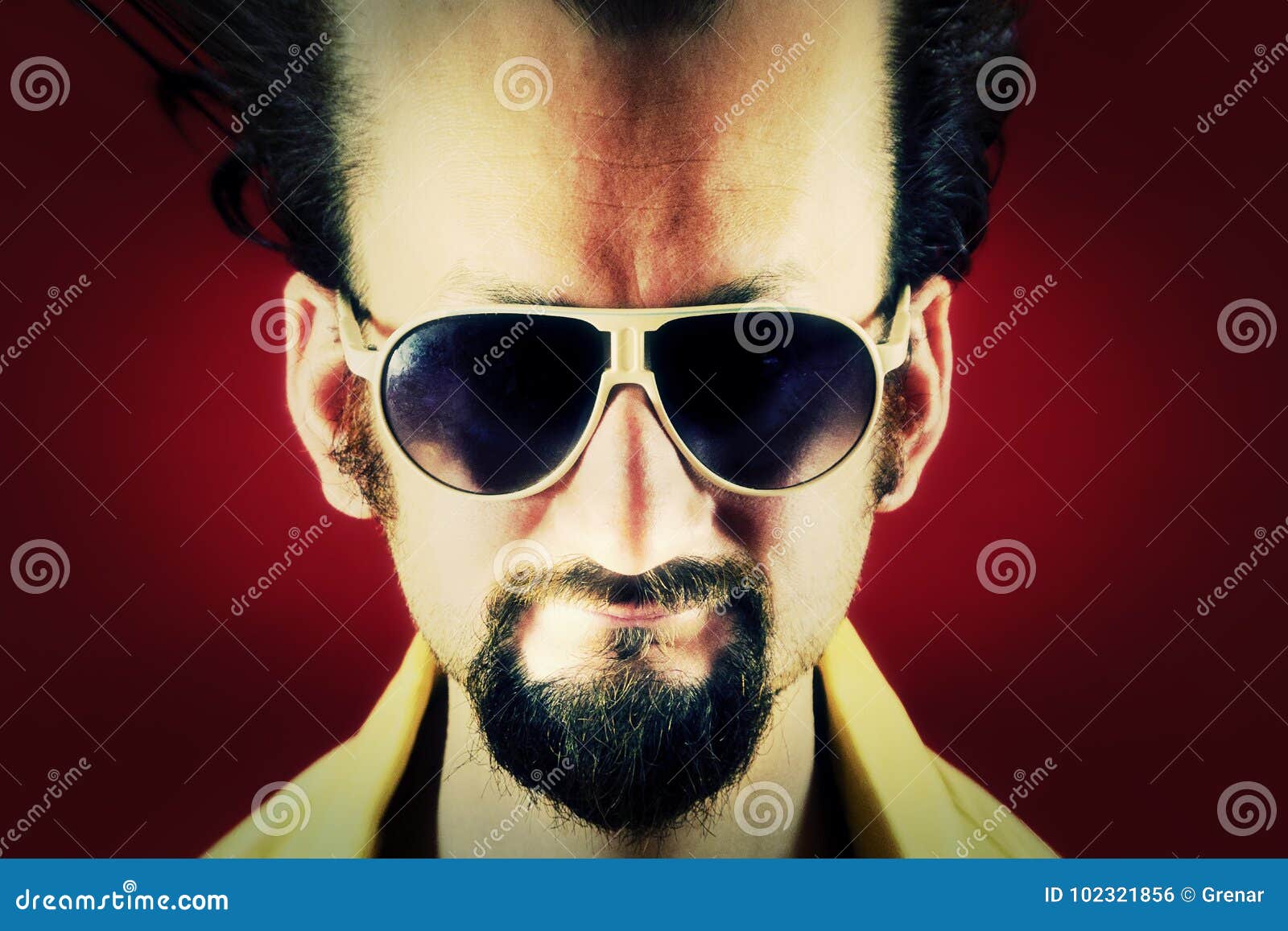 Rastejamento Grande Da Testa Do Homem Feio Foto de Stock - Imagem de ...