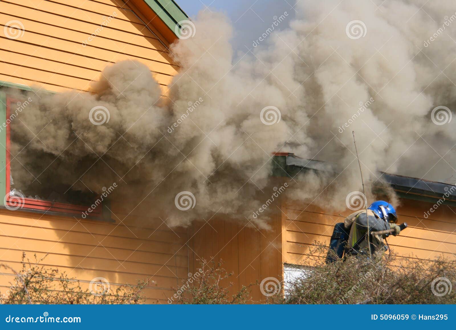 Rauch heraus das Fenster stockbild. Bild von gefährlich - 5096059