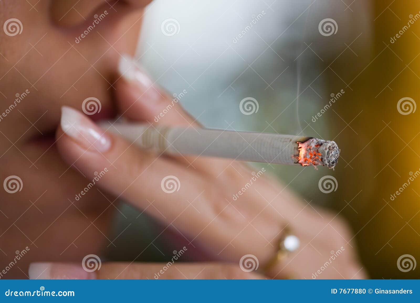 Rauchende Frau Mit Einem Cigare Stockfoto - Bild von raucher, produkte ...