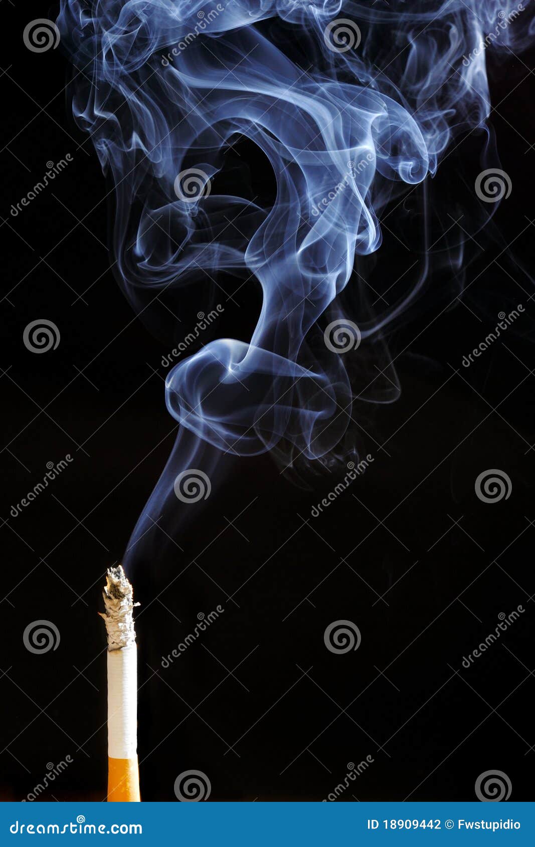 Rauchende Zigarette stockfoto. Bild von freizeit, nahaufnahme - 18909442