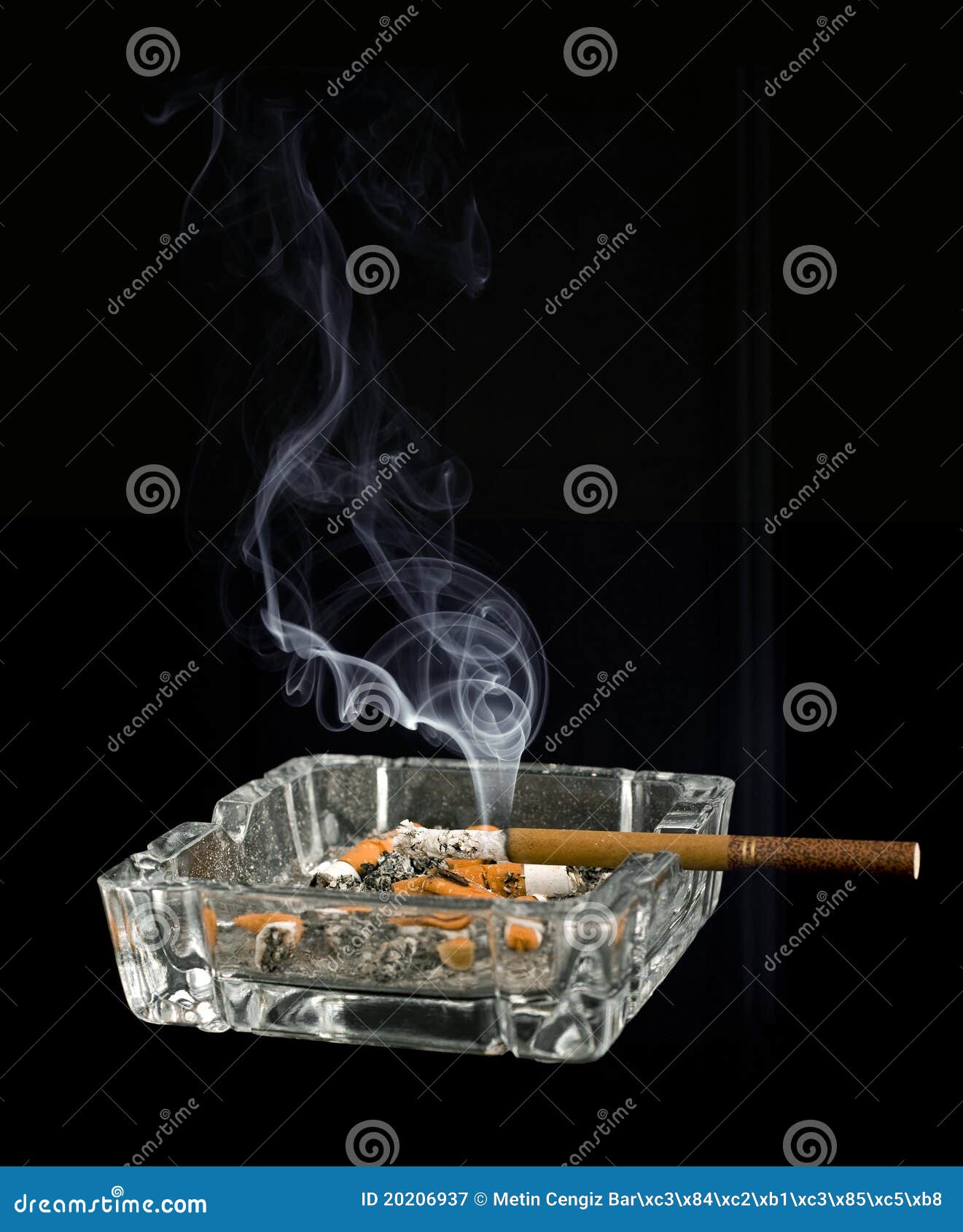 Rauchende Zigarette. stockbild. Bild von dunkel, asche - 20206937