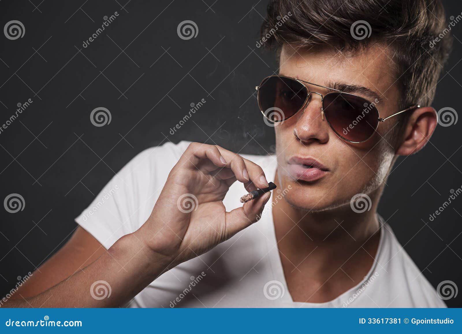 Rauchende Zigarette stockbild. Bild von tätigkeit, flippig - 33617381