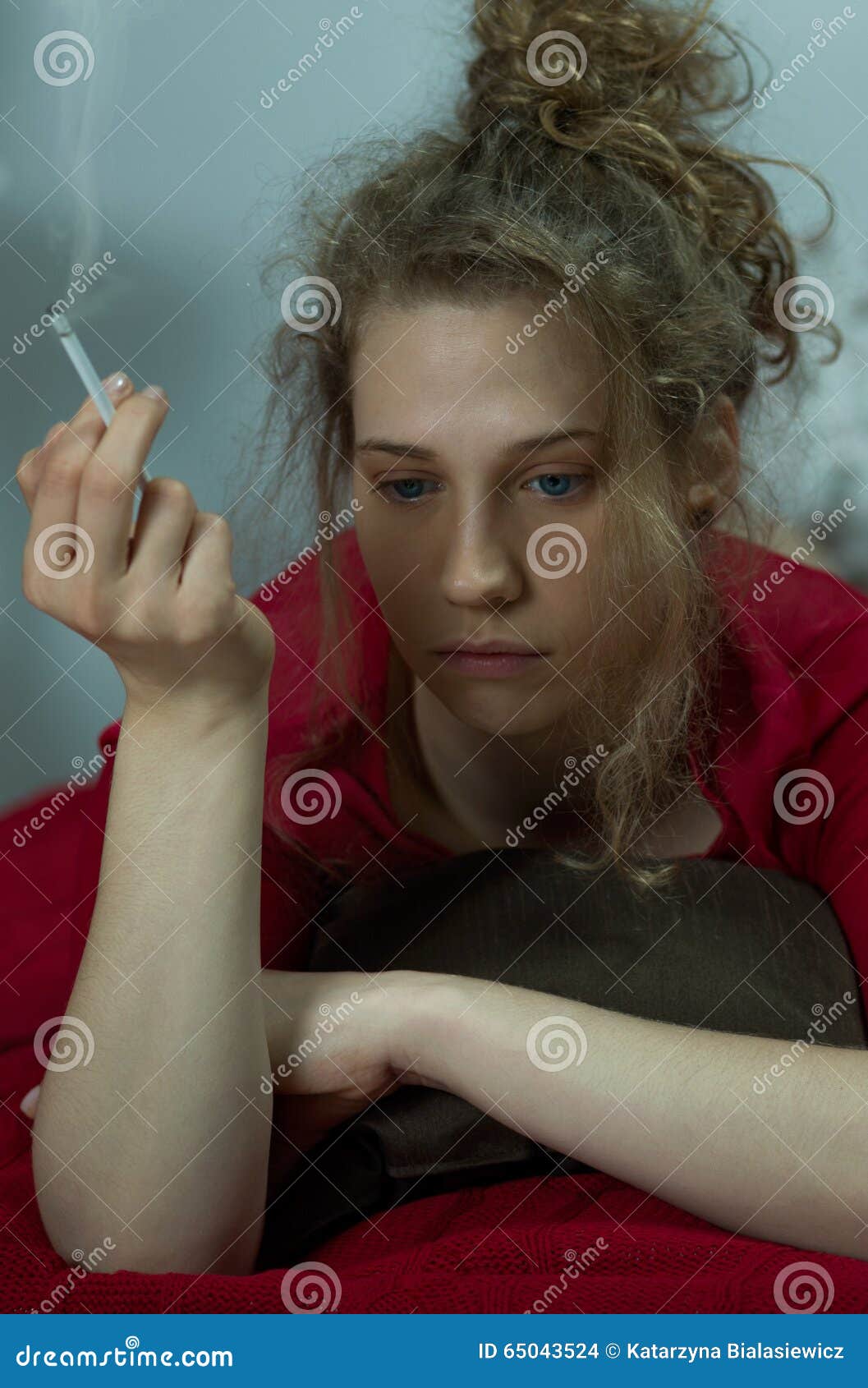 Rauchende Zigarette Der Elenden Frau Stockfoto - Bild von einsam, link ...