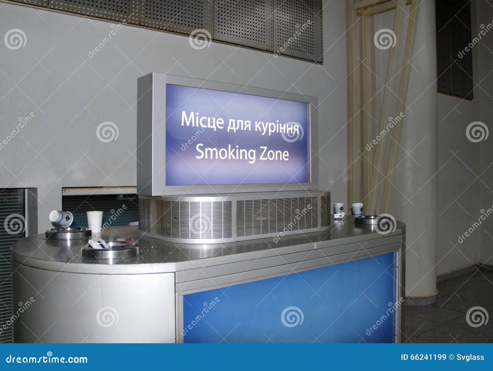 Raucherzone im Flughafen redaktionelles stockbild. Bild von vorstand ...