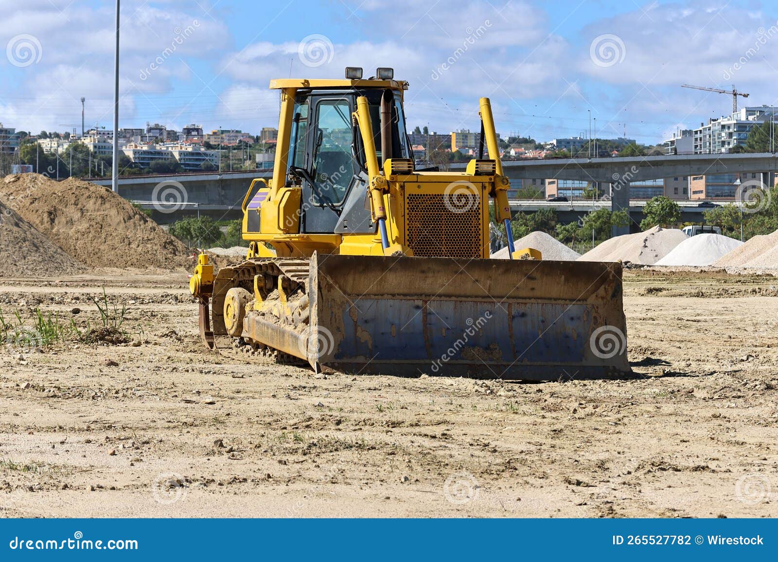 Raupenschlepper stockfoto. Bild von maschine, maschinerie - 265527782