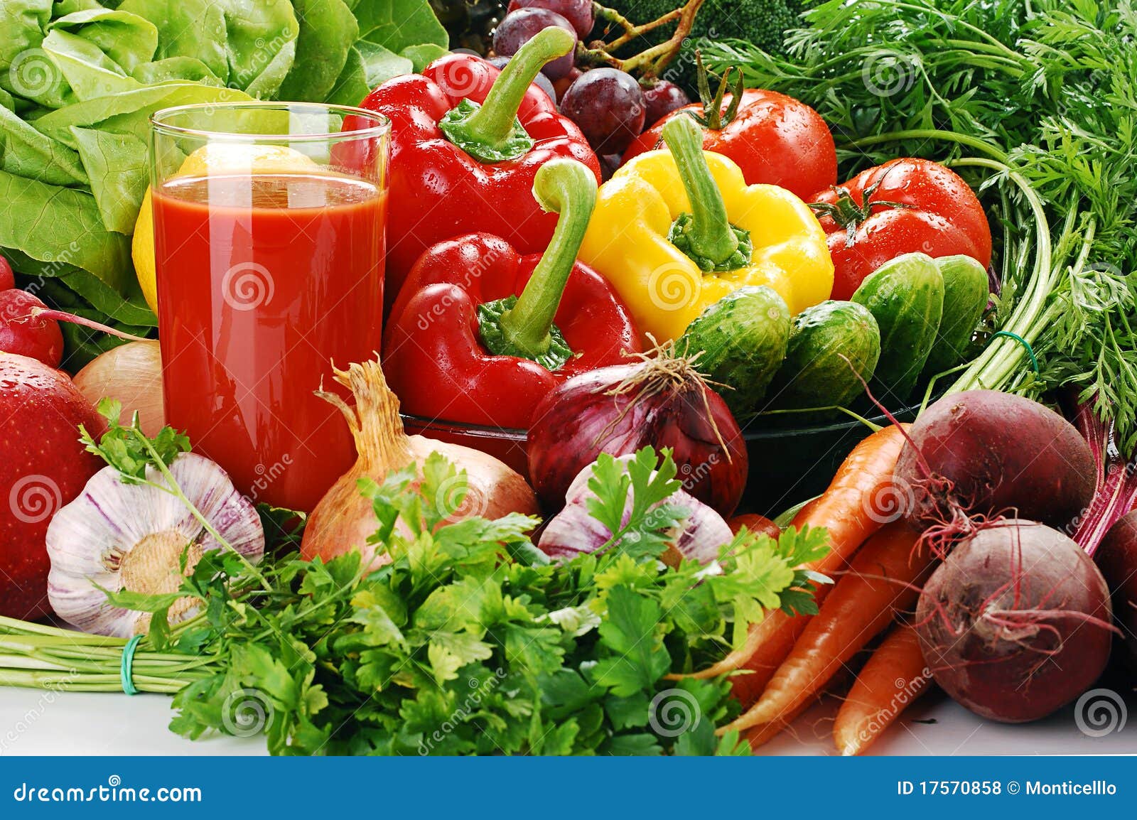 Rauwe groenten en glas sap stock foto. Image of knoflook - 17570858