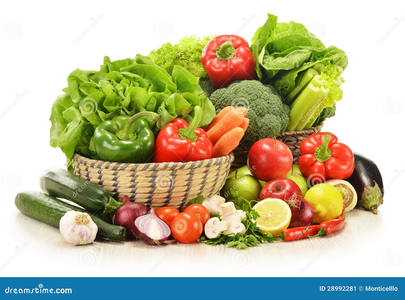 Rauwe Groenten in Rieten Mand Op Wit Stock Afbeelding - Image of ...