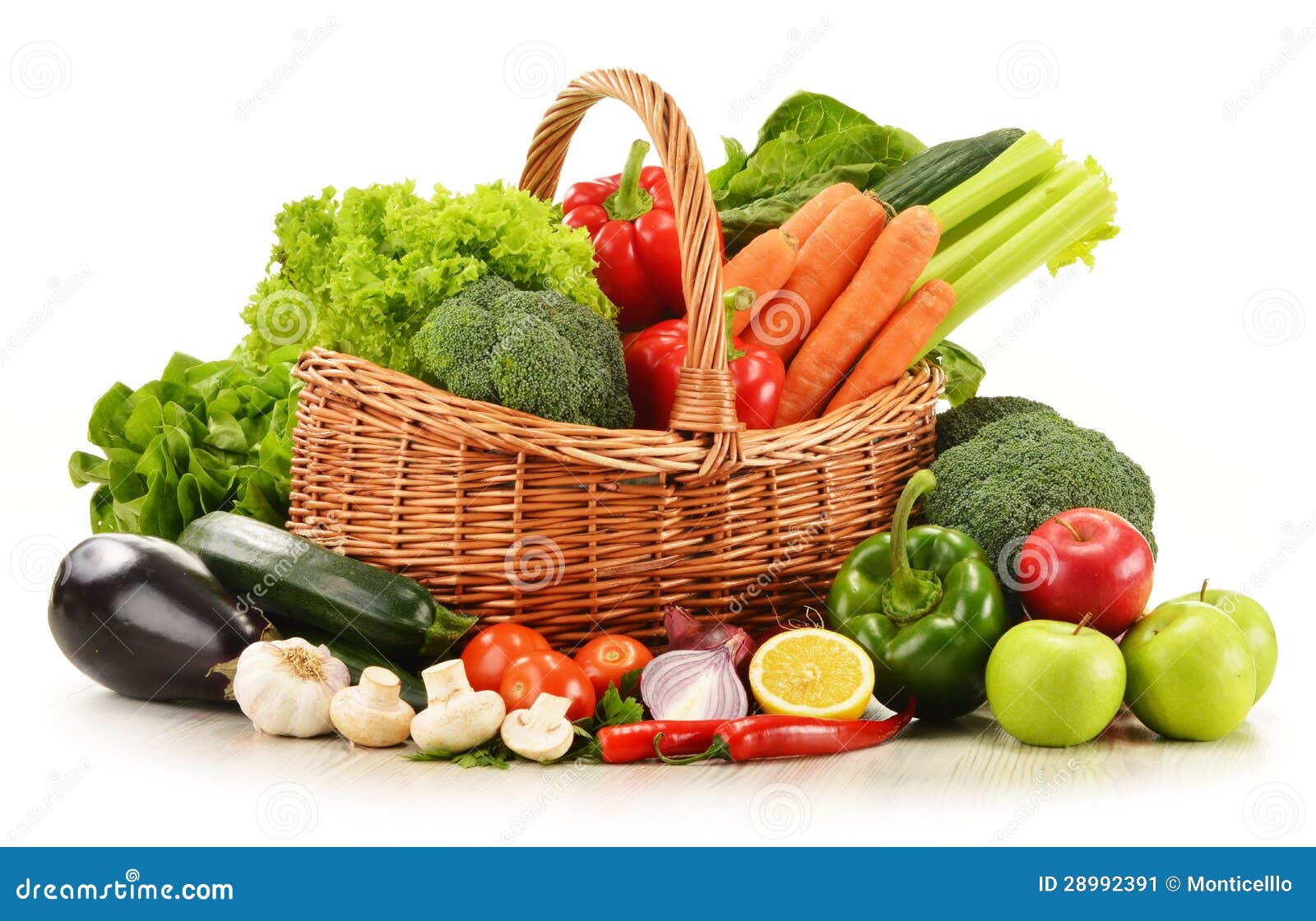 Rauwe Groenten in Rieten Mand Op Wit Stock Afbeelding - Image of ...