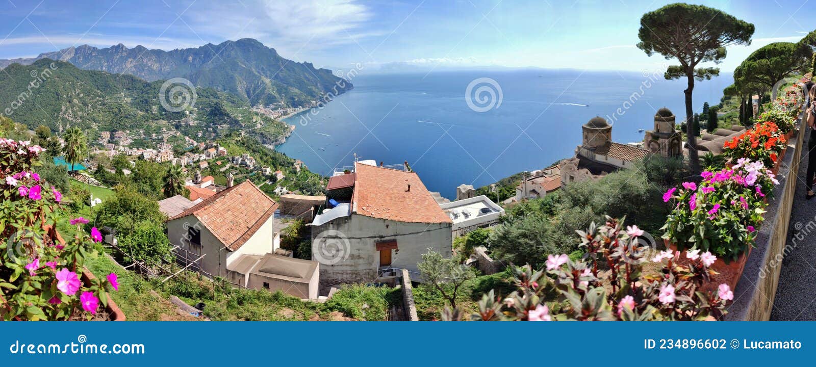 Ravello - Panoramica Dai Giardini Del Belvedere Di Villa Rufolo Stock ...