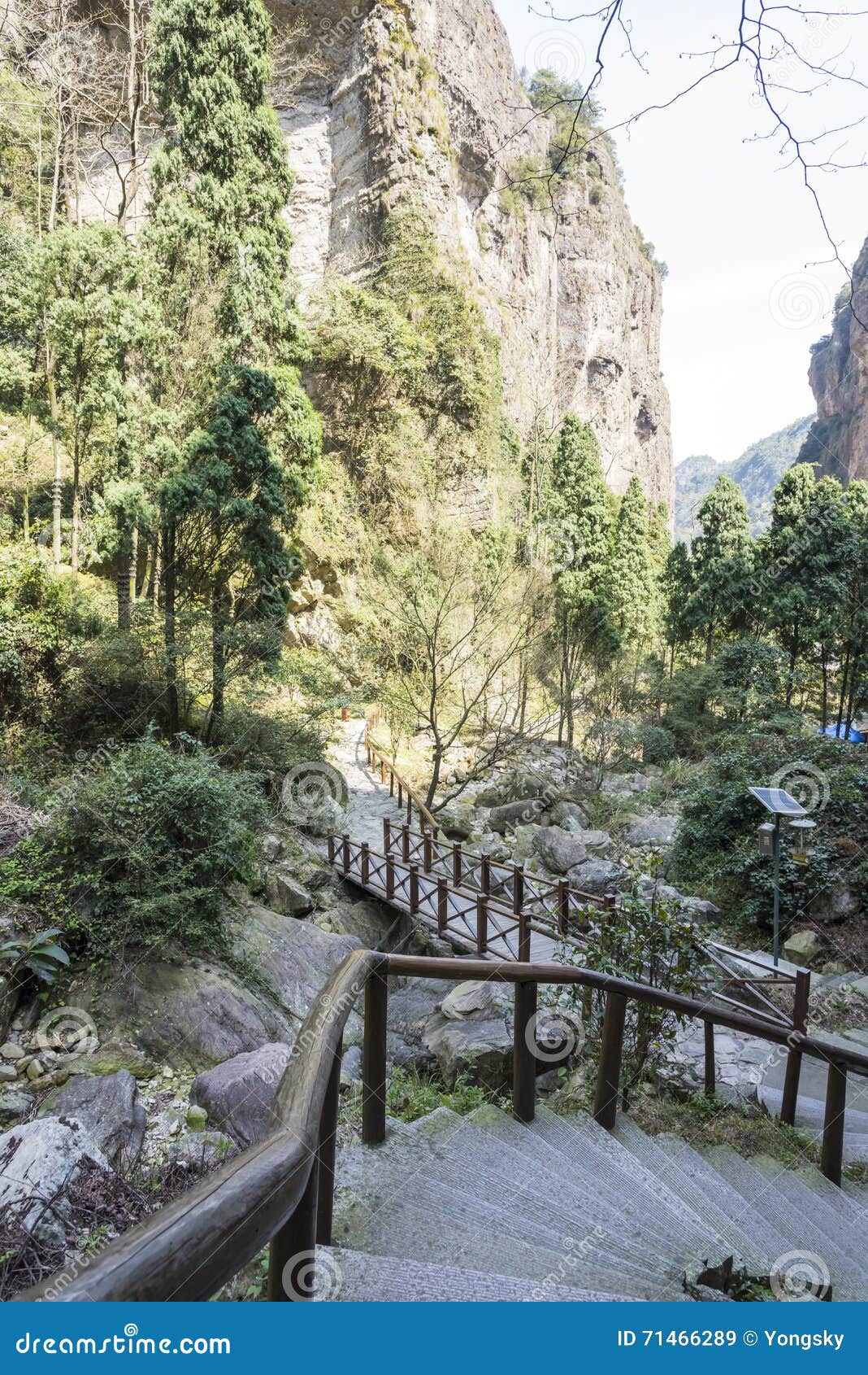 Ravina imagem de stock. Imagem de exterior, pico, nuvens - 71466289