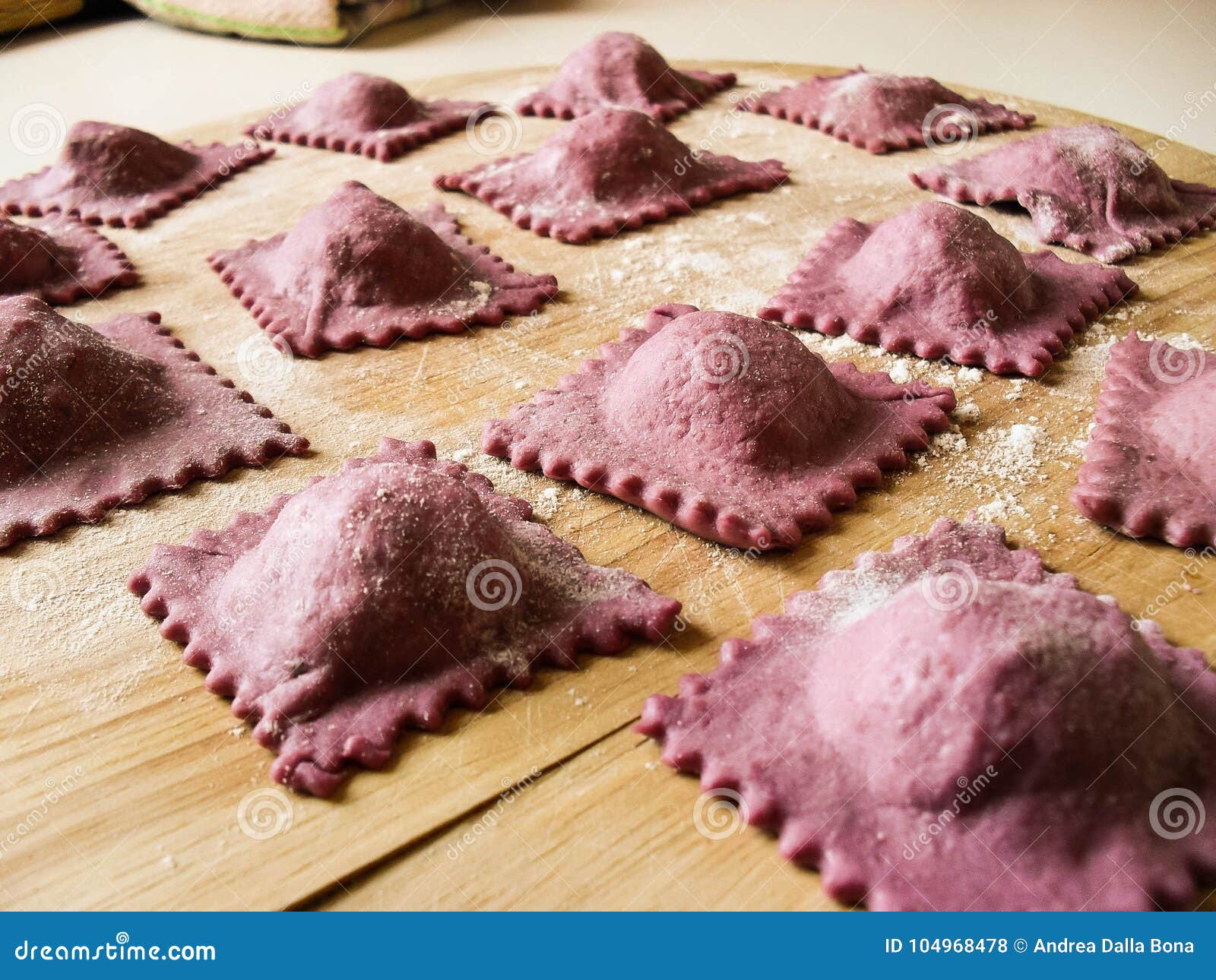 Raviolis Hechos En Casa Con El Nabo Rojo Foto de archivo - Imagen de ...