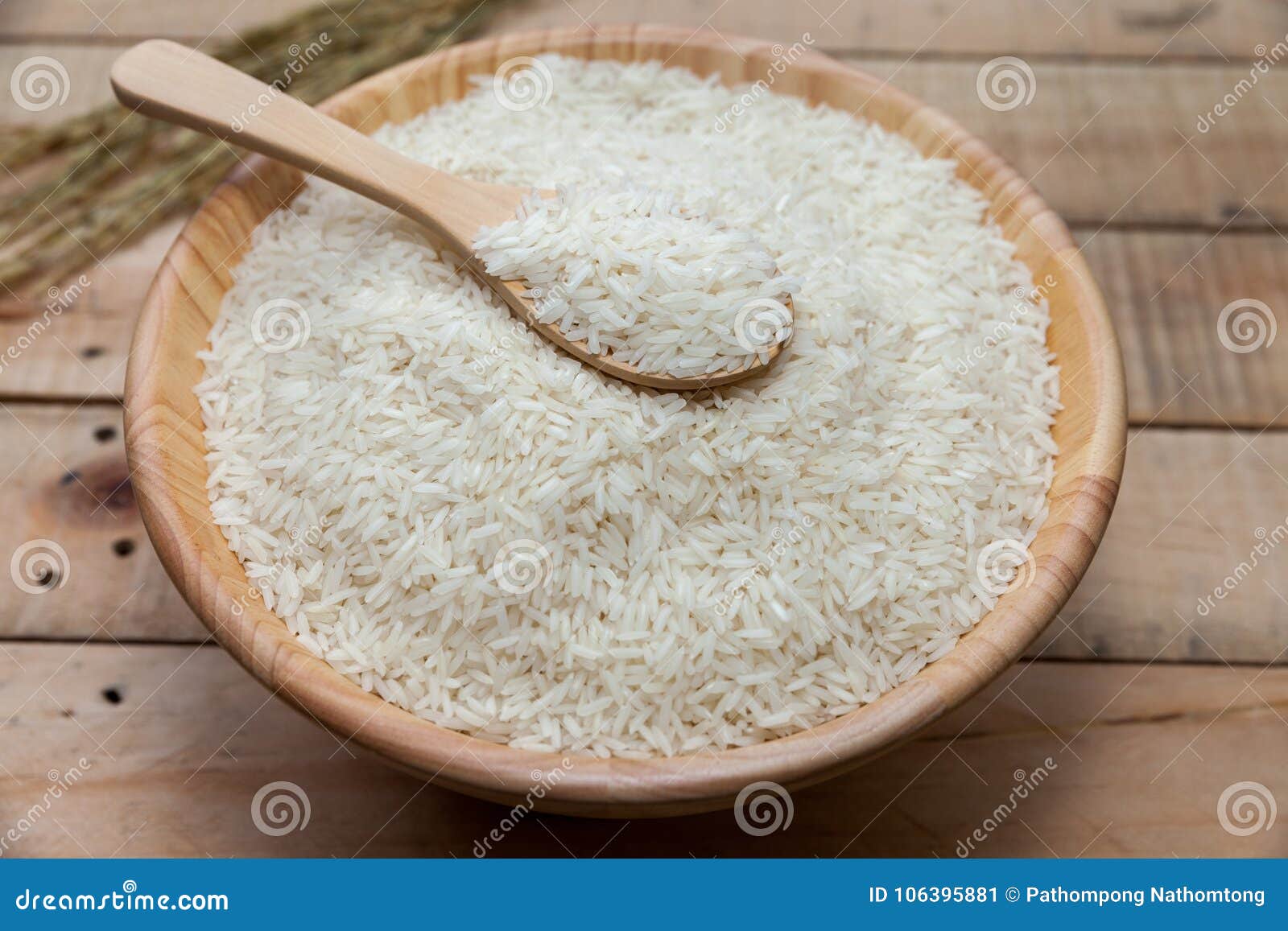 Raw rice in wooden bowl stock image. Image of crop, asia - 106395881